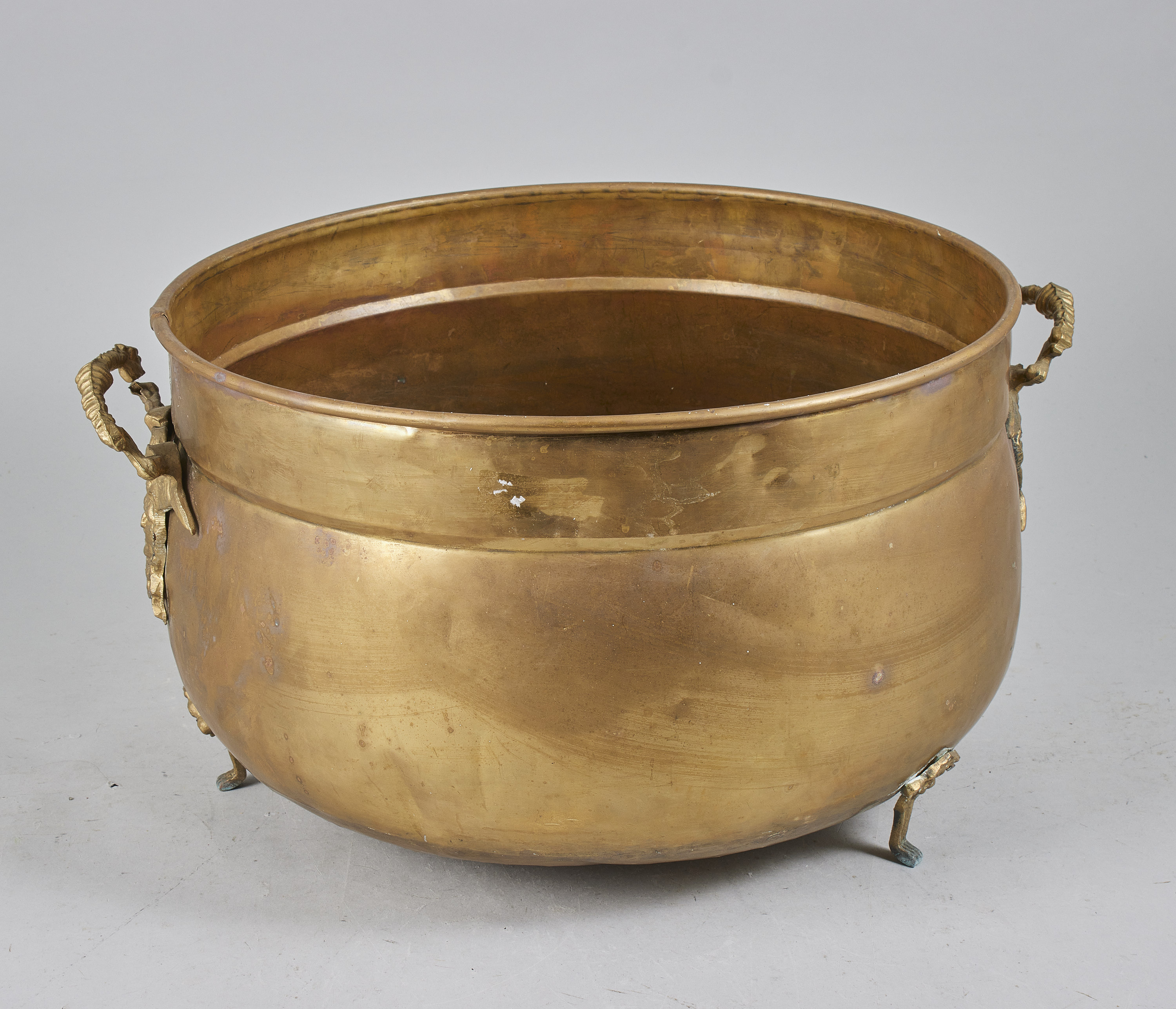 Balja / vedkorg, mässing. Diameter: 40 cm, höjd: 25 cm, med maskaroner ...