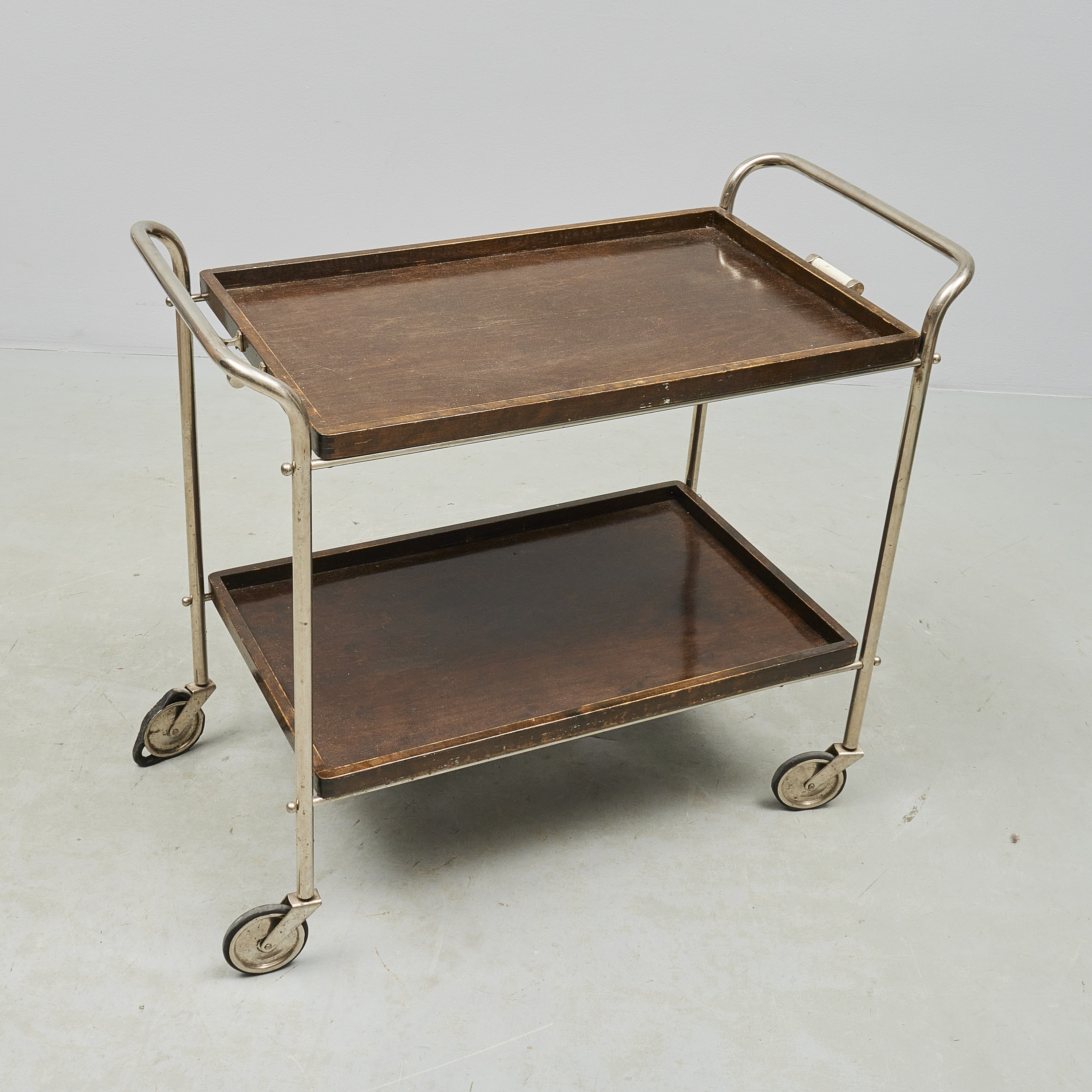 Serveringsvagn, 1930-tal, lös bricka, trä/krom. Längd: 86 cm. Djup: 45 ...
