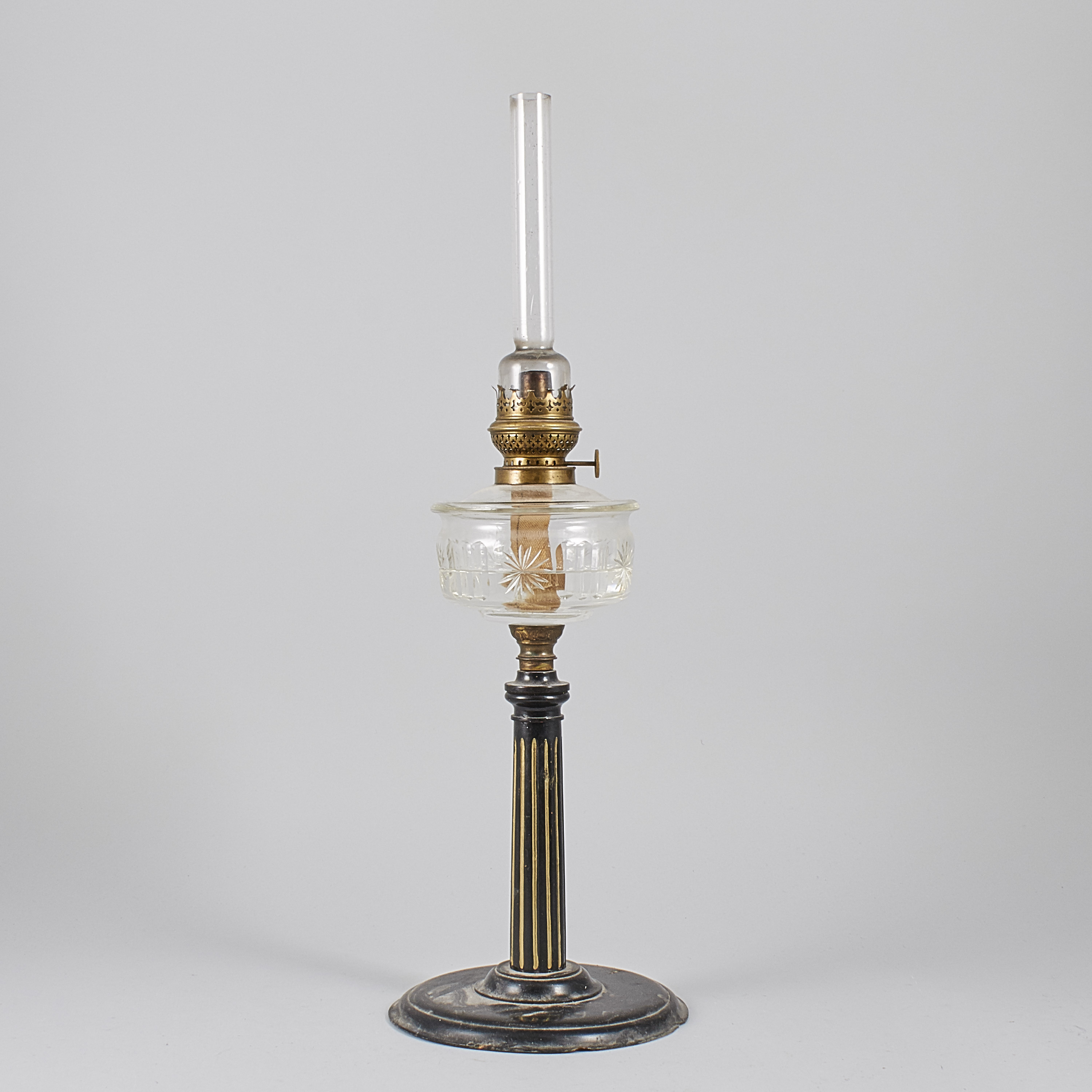 Bordsfotogenlampa, omkring 1900, trä / glas. Metropol - Auktioner i ...