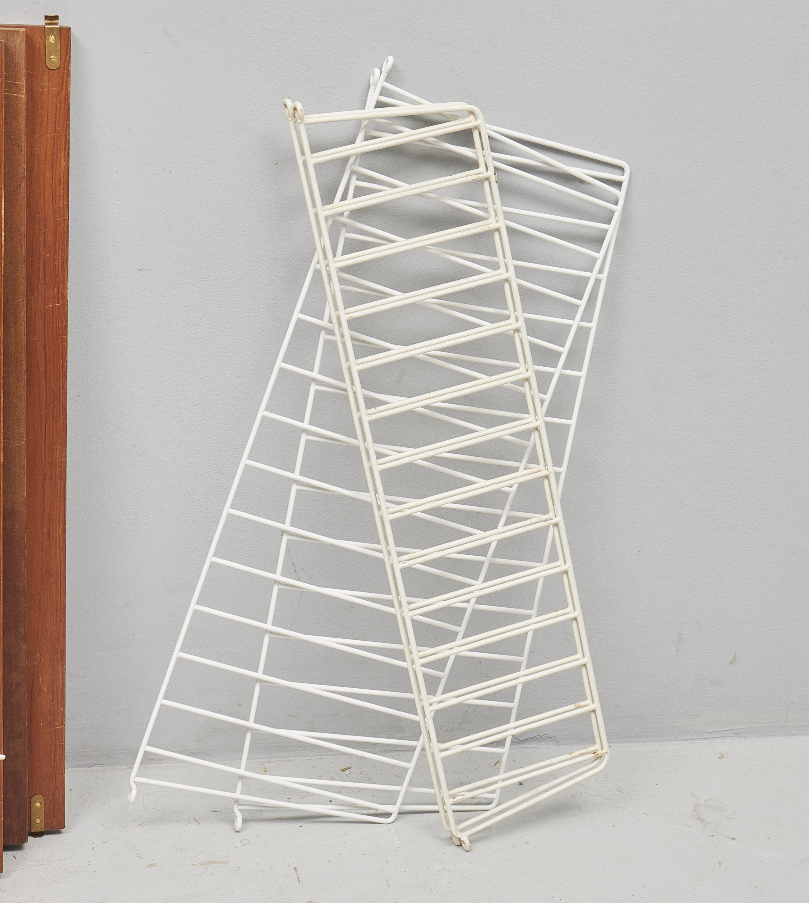 Stringhyllor, 8 gavlar, 12 hyllor. Bredd: 78 cm. Metropol - Auktioner i ...