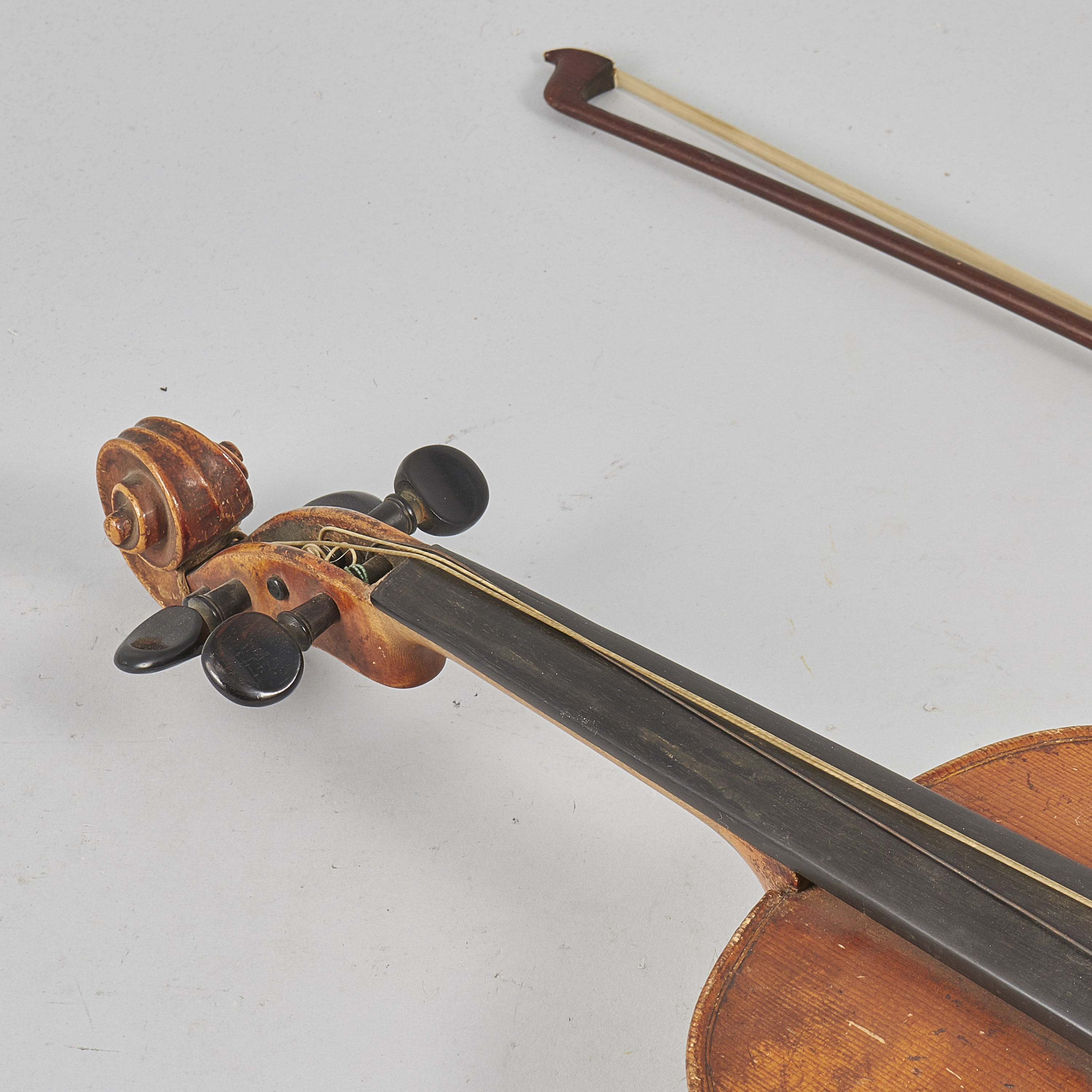 Fiol med stråke, . Metropol - Auktioner i Stockholm och på nätauktion ...