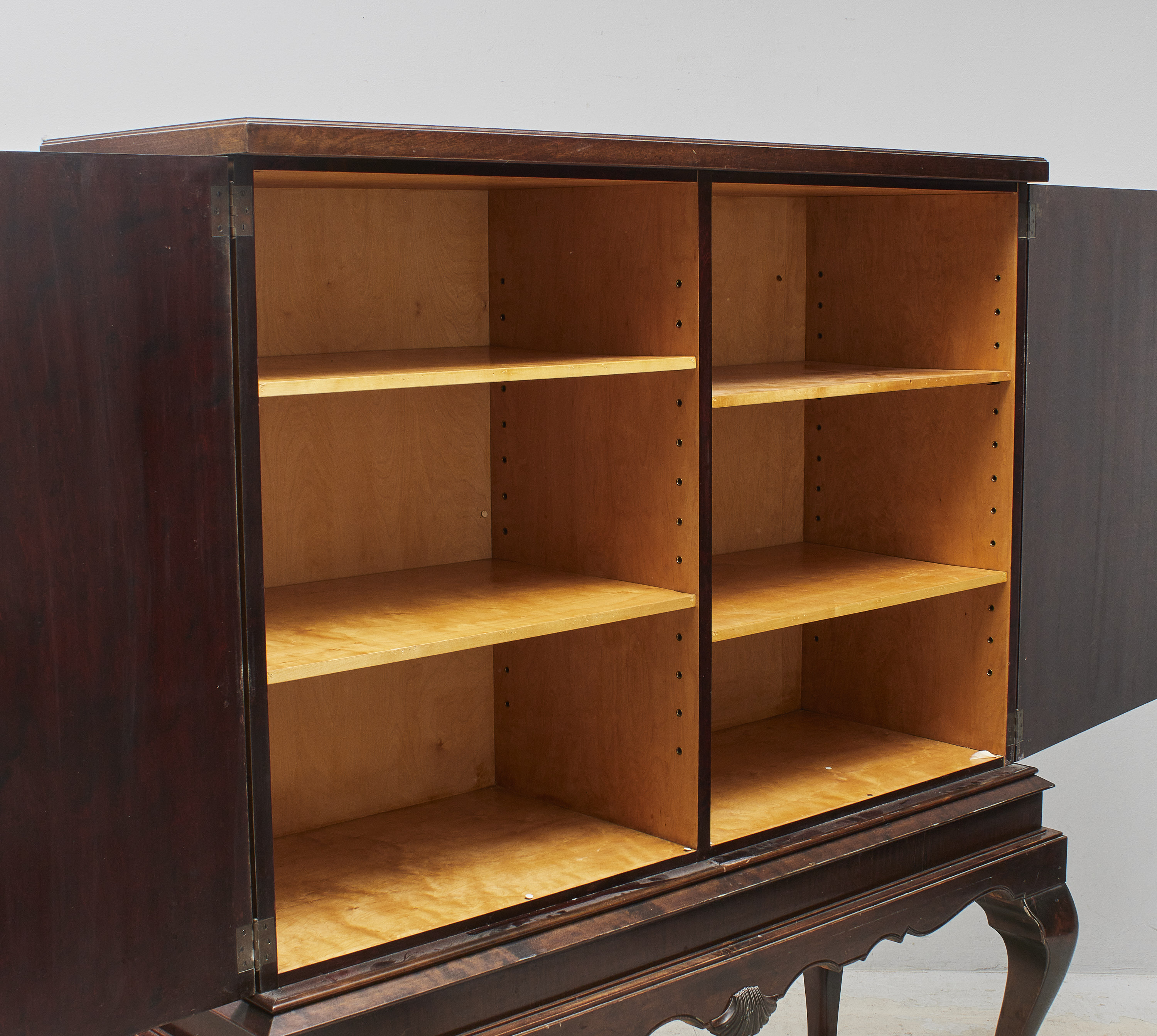 Matsalsskåp, 1920-tal, Intarsia. Bredd: 150 cm, djup: 53 cm, höjd: 160 ...