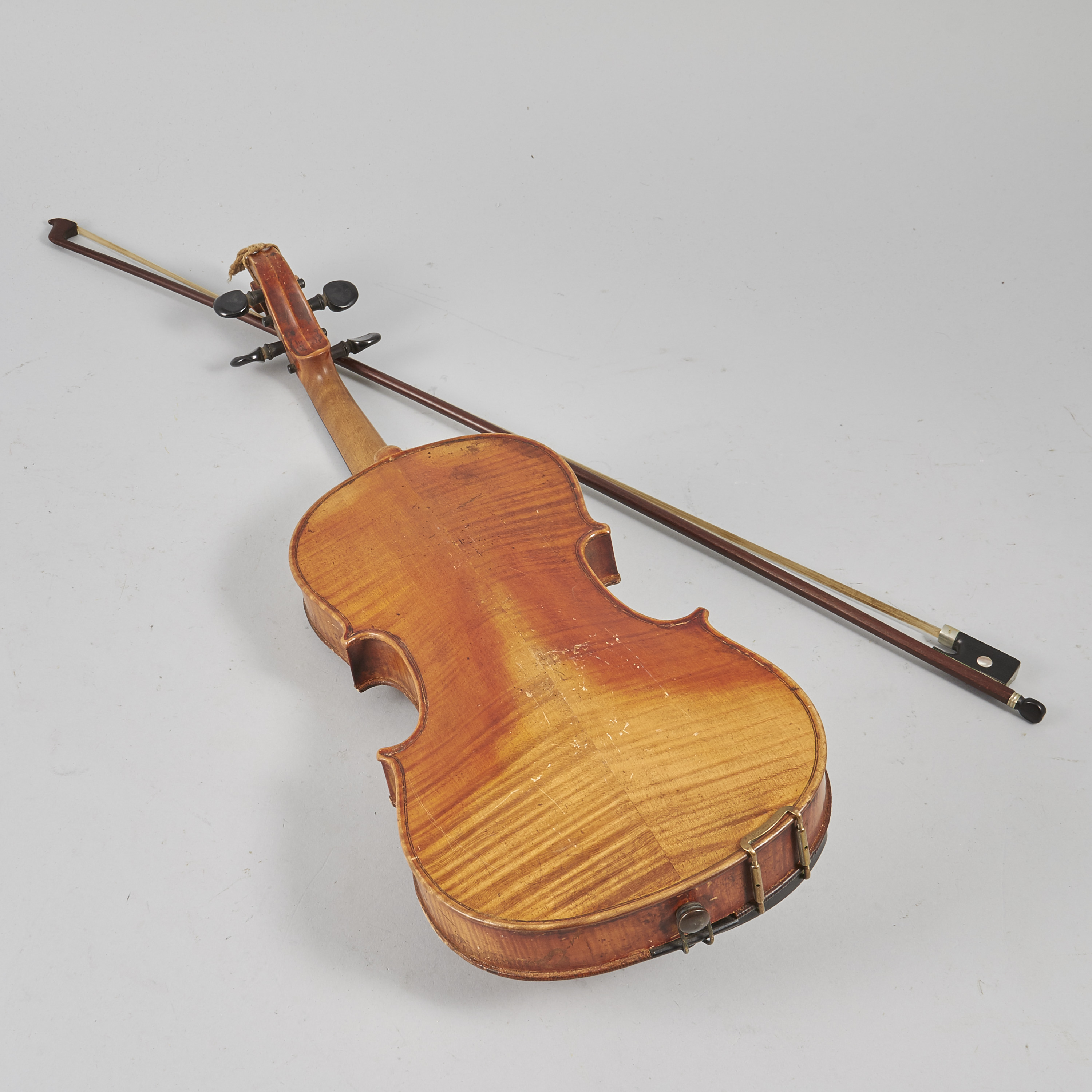 Fiol med stråke, . Metropol - Auktioner i Stockholm och på nätauktion ...