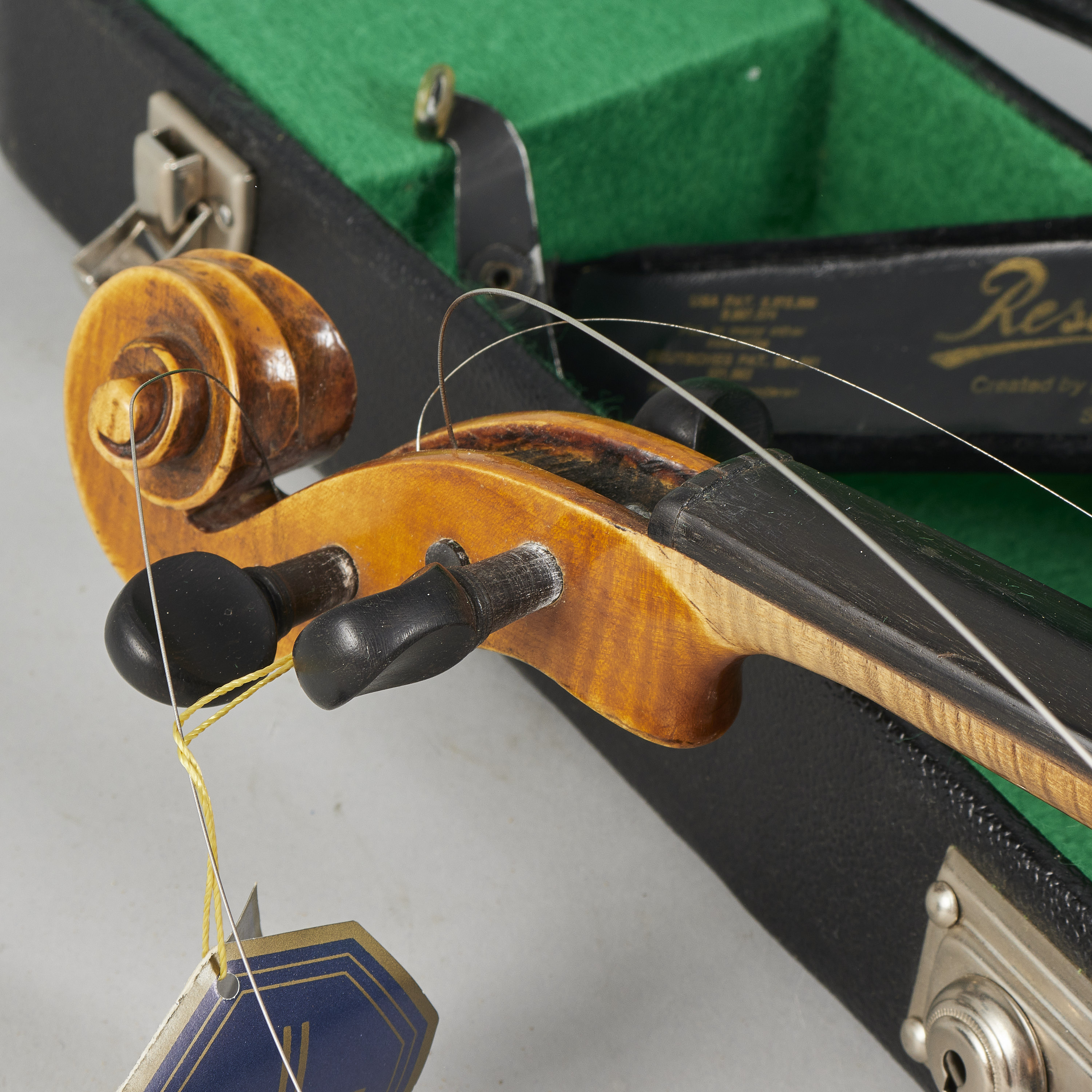 Fiol, med stråke, i fodral. Längd: ca 60 cm, skadad. Metropol ...