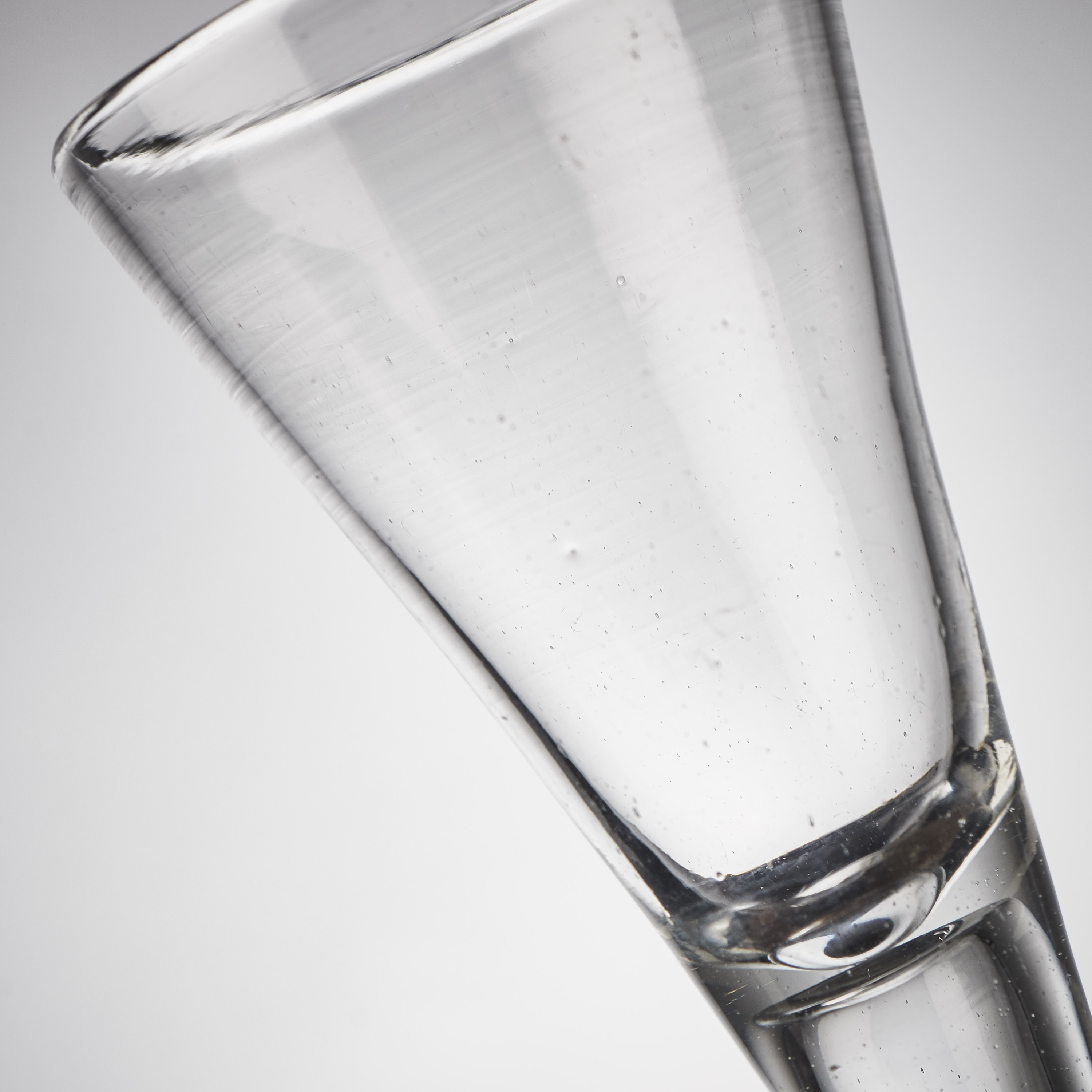 Snapsglas, ett par, 1700-tal, omvikt kant, höjd: 15 cm. Metropol ...