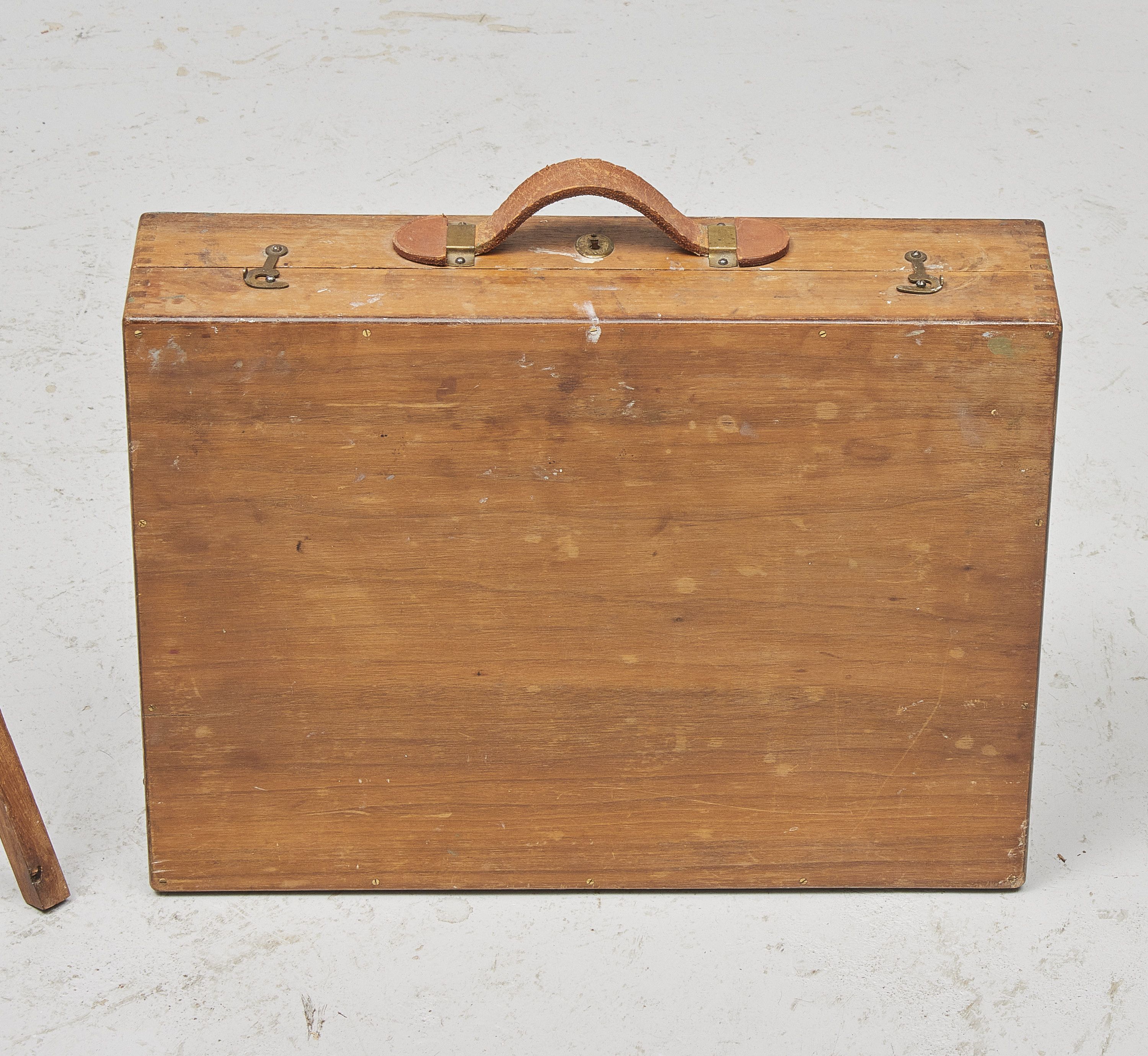 Målarlåda, + staffli. Längd: 40cm, djup: 30 cm, höjd: 10 cm. Staffli ...