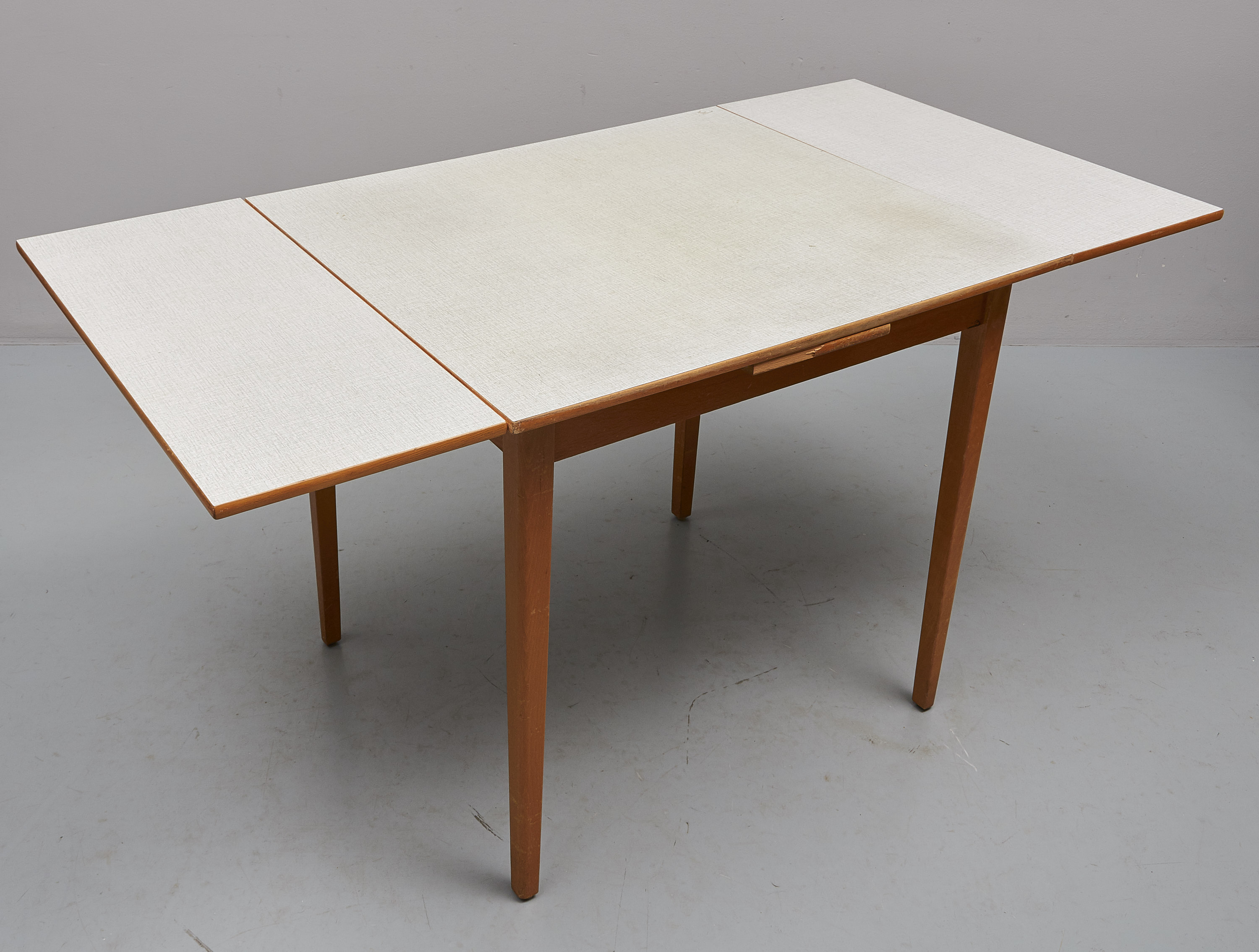 Köksbord, Skiva klädd med laminat, mönster Virrvarr, design Sigvard ...