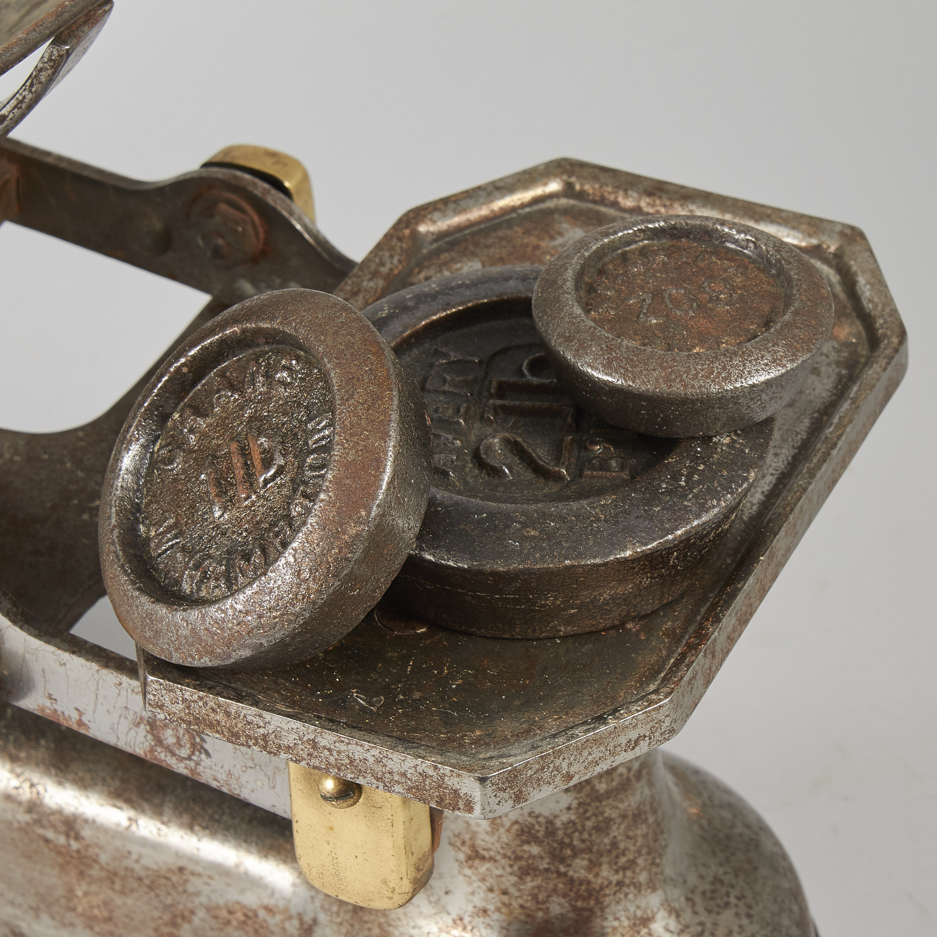 Balansvåg, + 3 vikter, England, omkring 1900. Proveniens: Jean Jahnsson ...