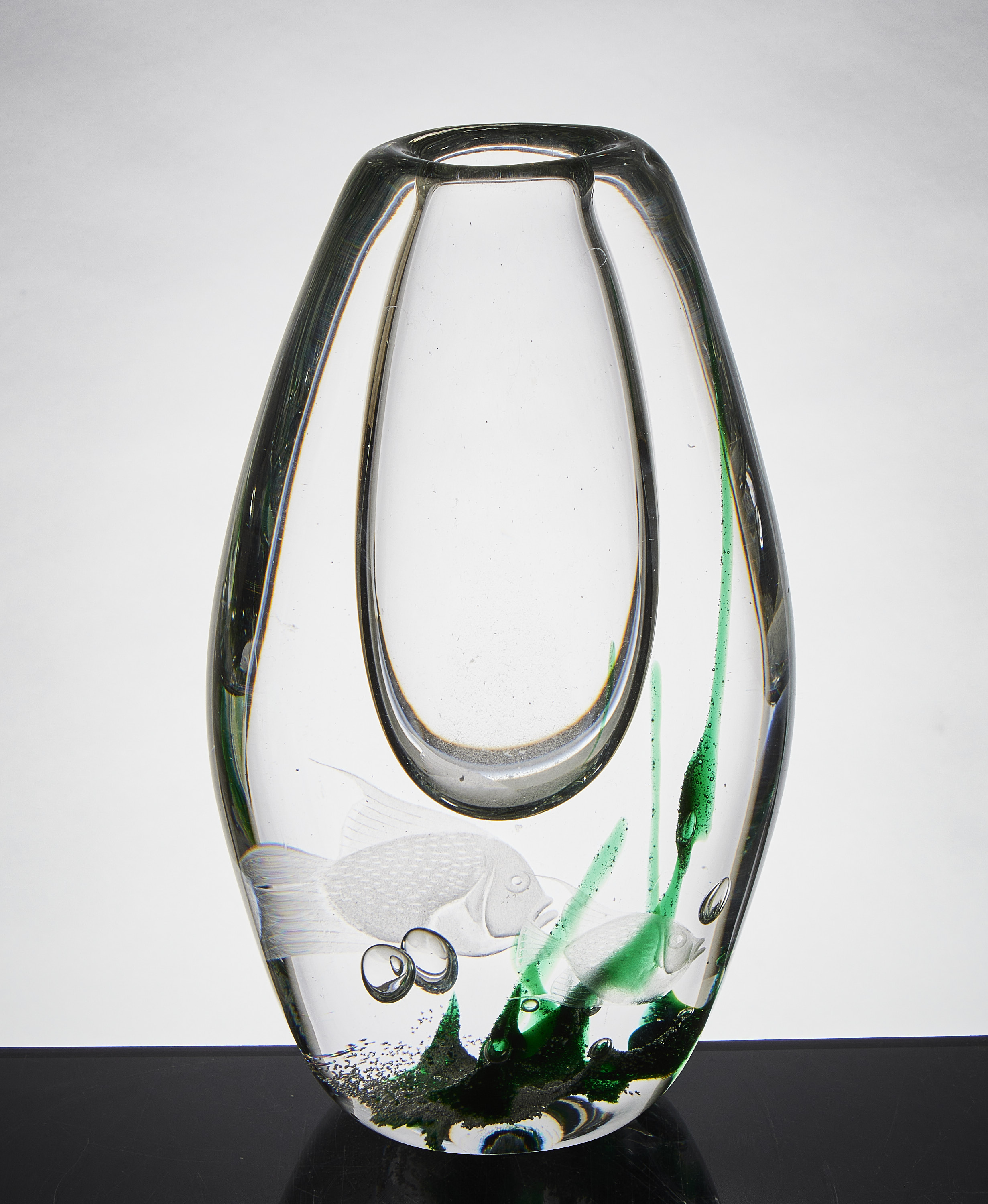 Vas, Vicke Lindstrand (1904-1983), Sverige. Kosta, Sjögräs, med fiskar ...