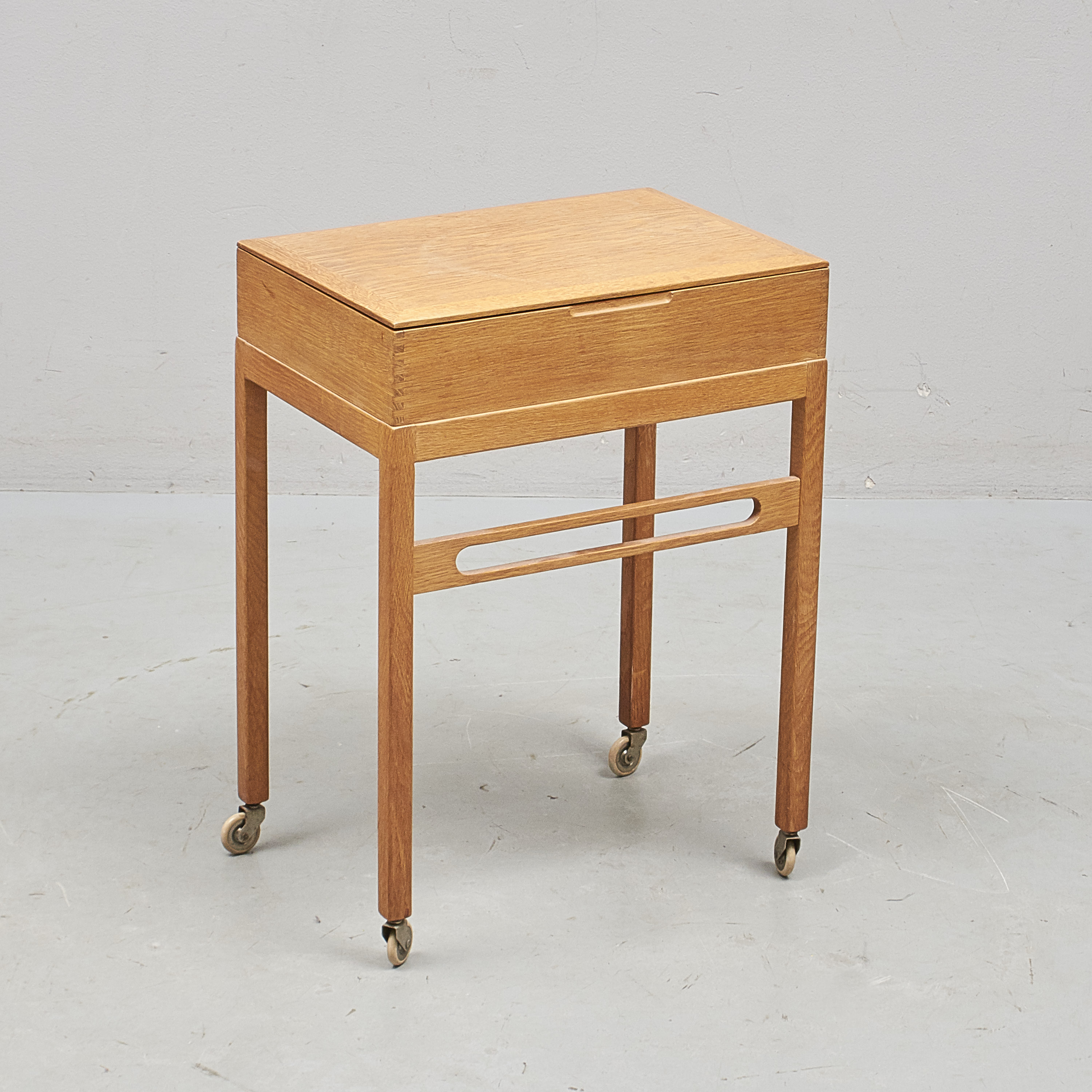 Syskrin, Ek. Längd: 42, djup: 30 cm, höjd: 58 cm, med innehåll ...