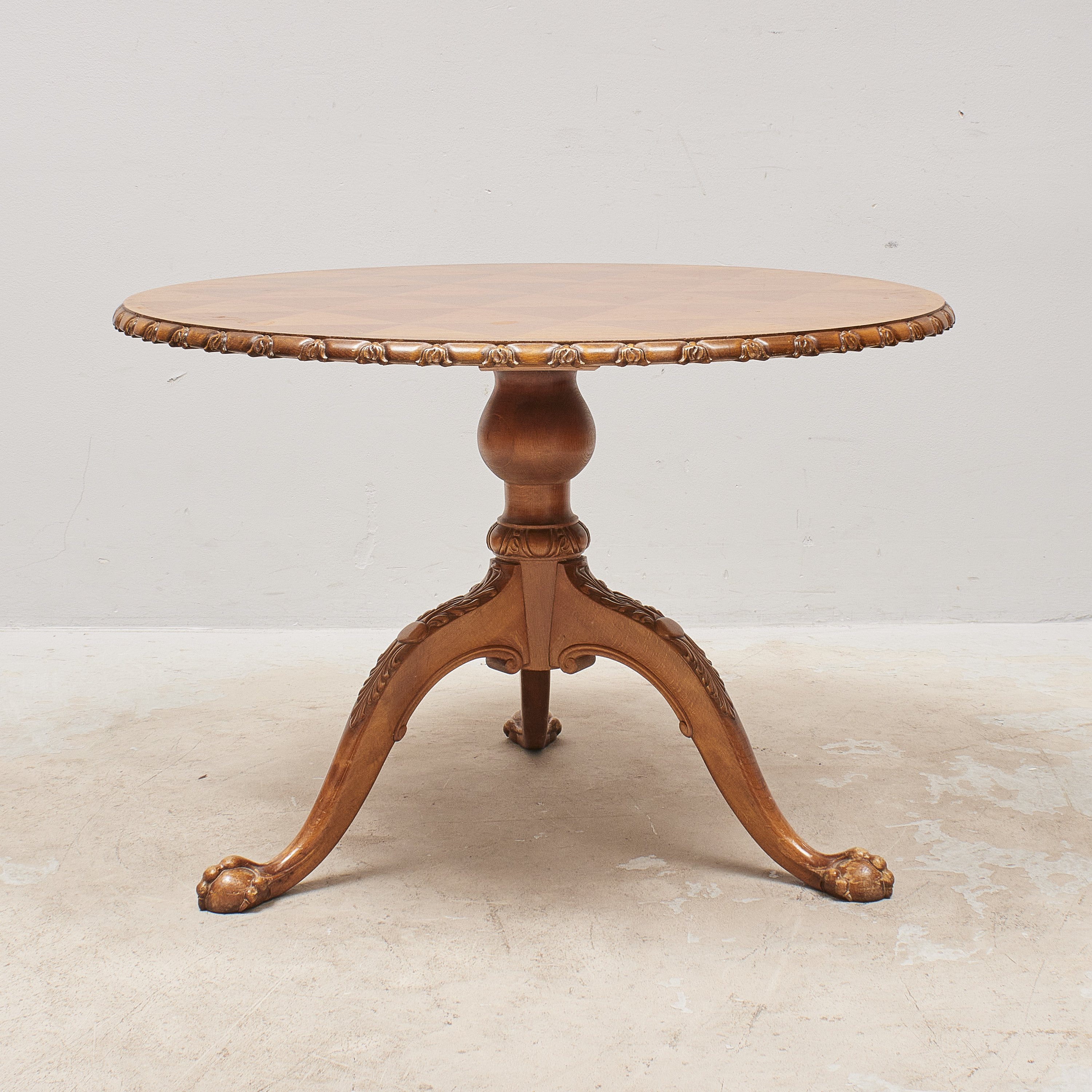Salongsbord, 1920-tal, tredelad pelarfot. Diameter: 89 cm. Höjd: 61 cm ...