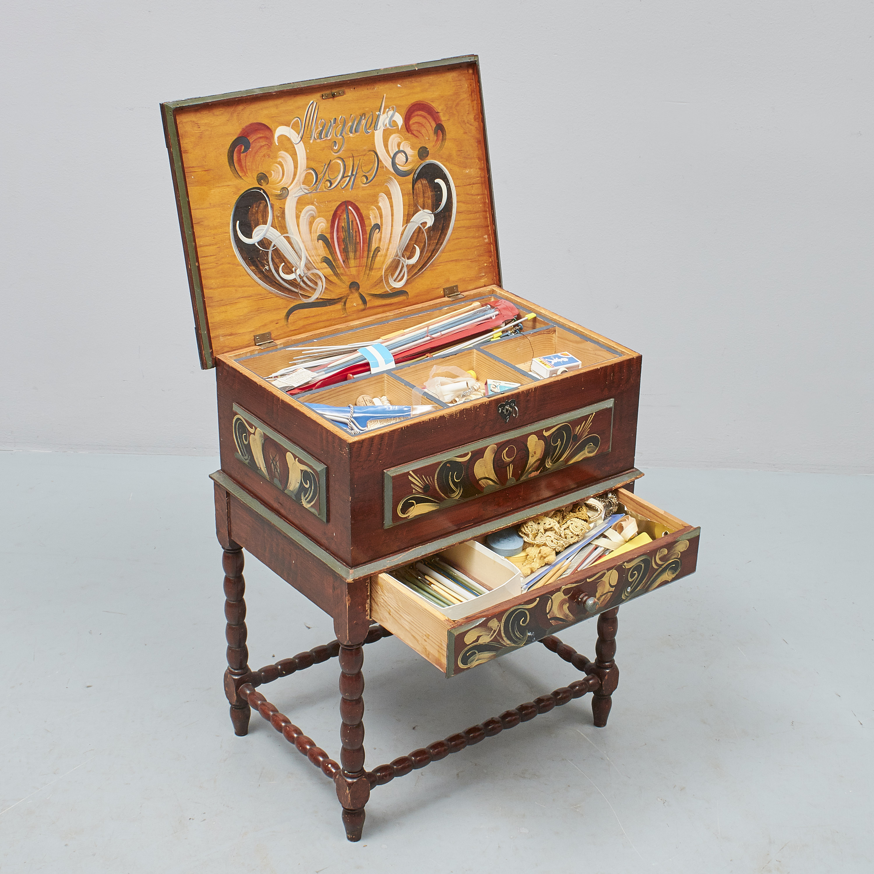 Syskrin, Allmogestil, längd: 50 cm, djup: 35 cm, höjd: 62 cm. Metropol ...