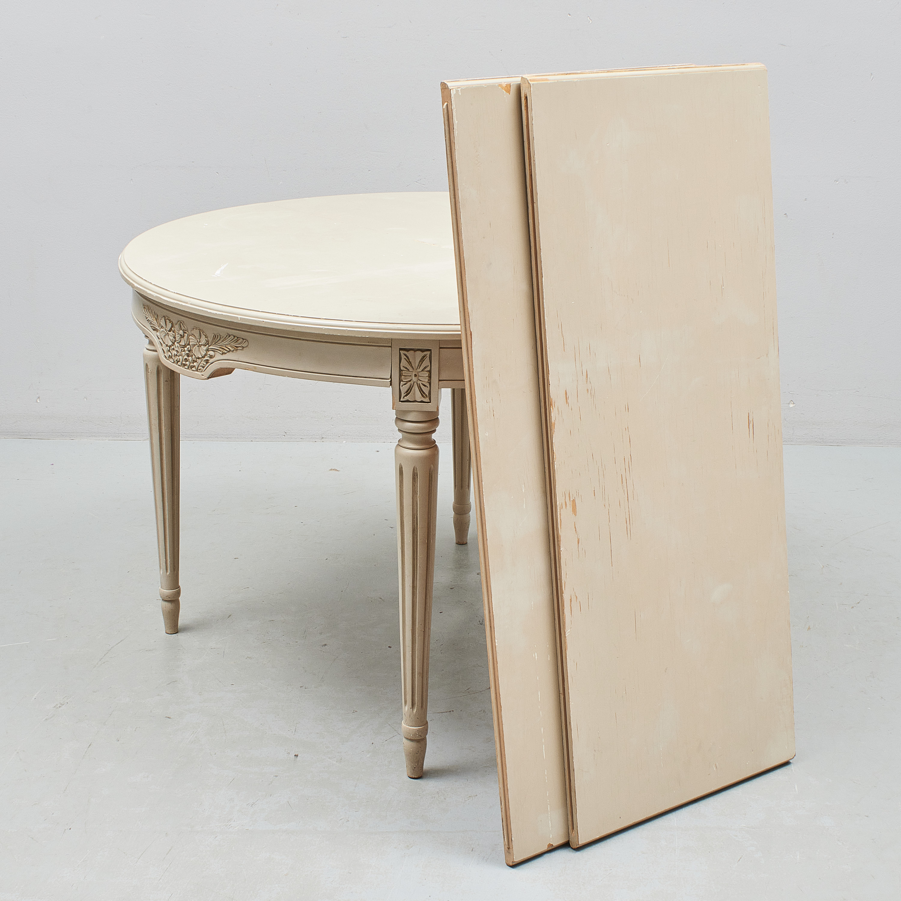 Matbord, "Axet". Bredd: ca 112-205 cm. Höjd: 75 cm, 2 iläggsskivor a 47 ...