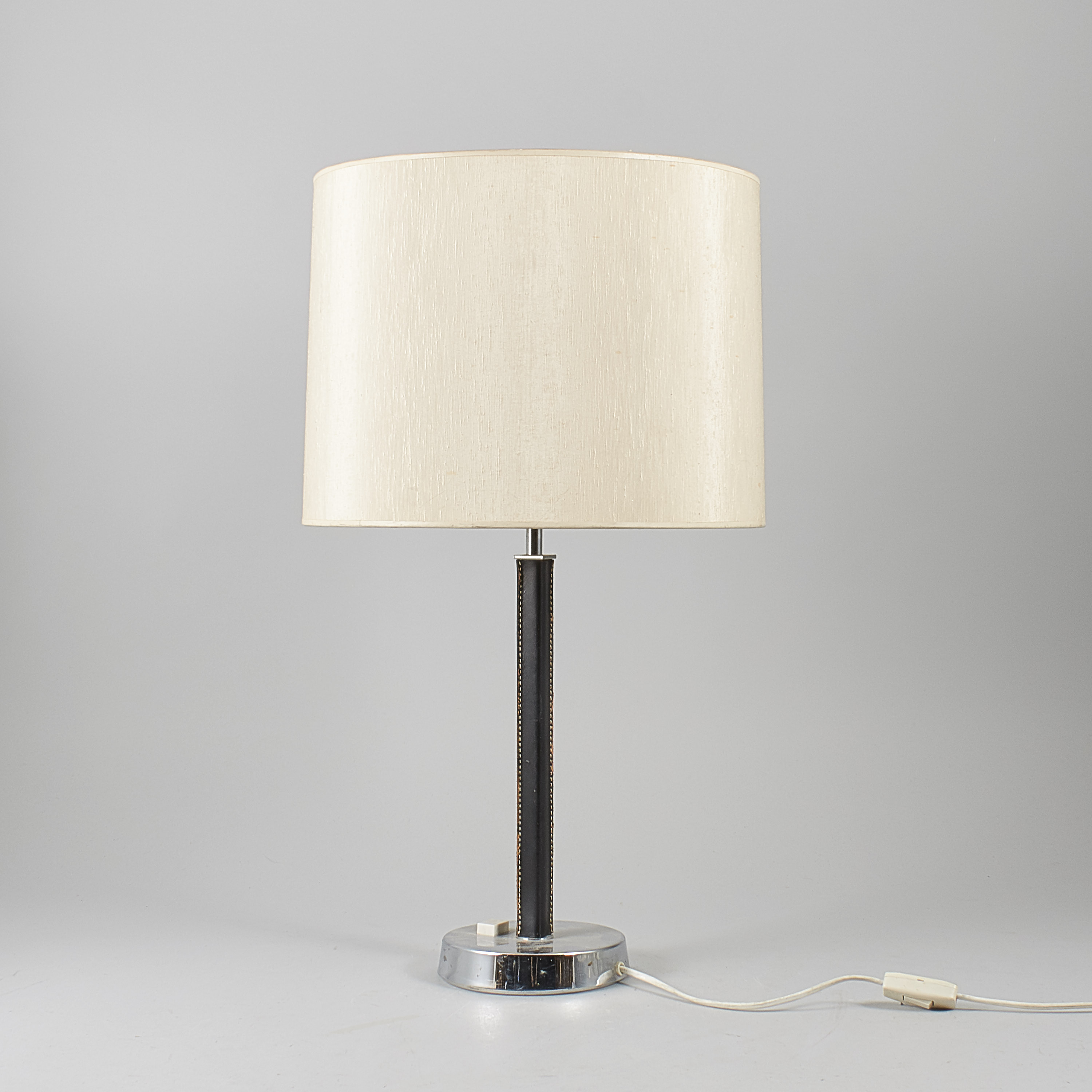 Bordslampa, Philips, krom, läderklädd fot. Höjd: ca 63 cm (med skärm ...