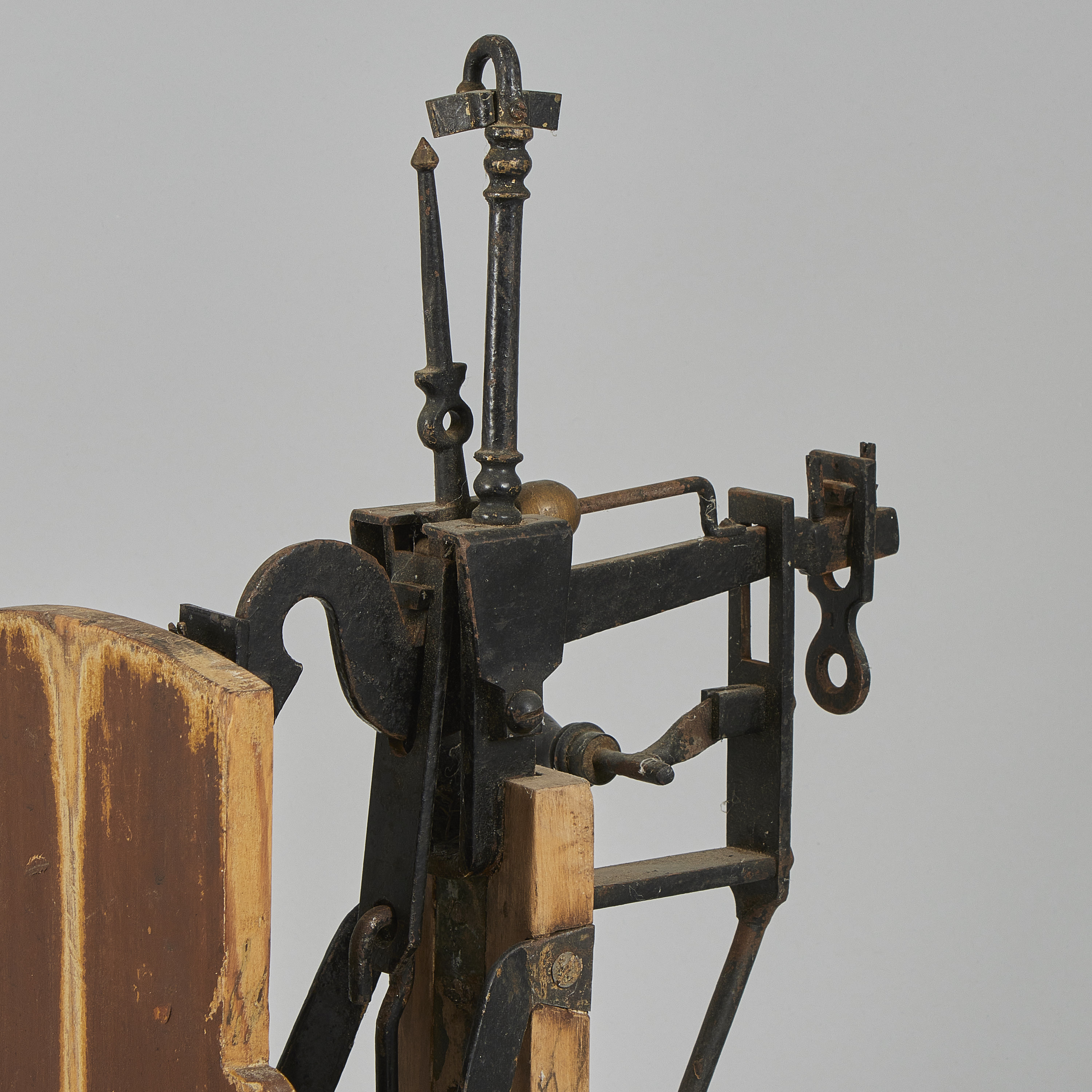 Våg, + vikter, modell äldre, trä metall. Längd: 60 cm, djup: 34 cm ...