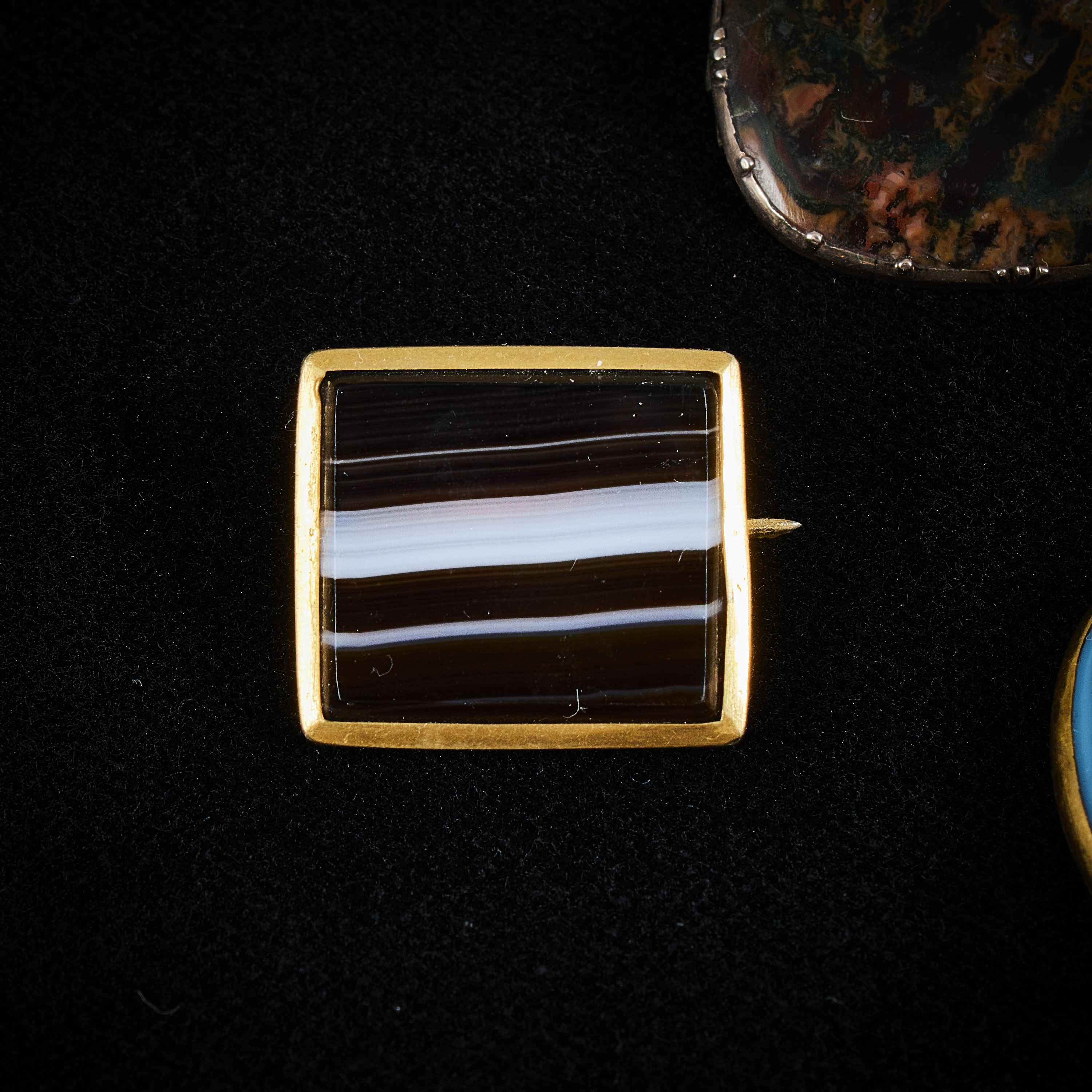 Broscher, 2 st, agater + 4 smyckedelar. Diameter: 1-2,5 cm. Metropol ...