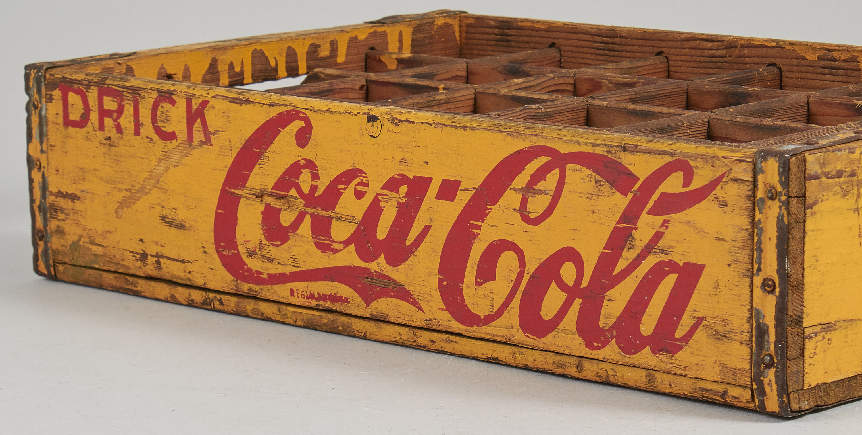 Läskback, "Drick Coca Cola". Längd: 47 cm, djup: 30 cm, höjd: 10,5 cm ...