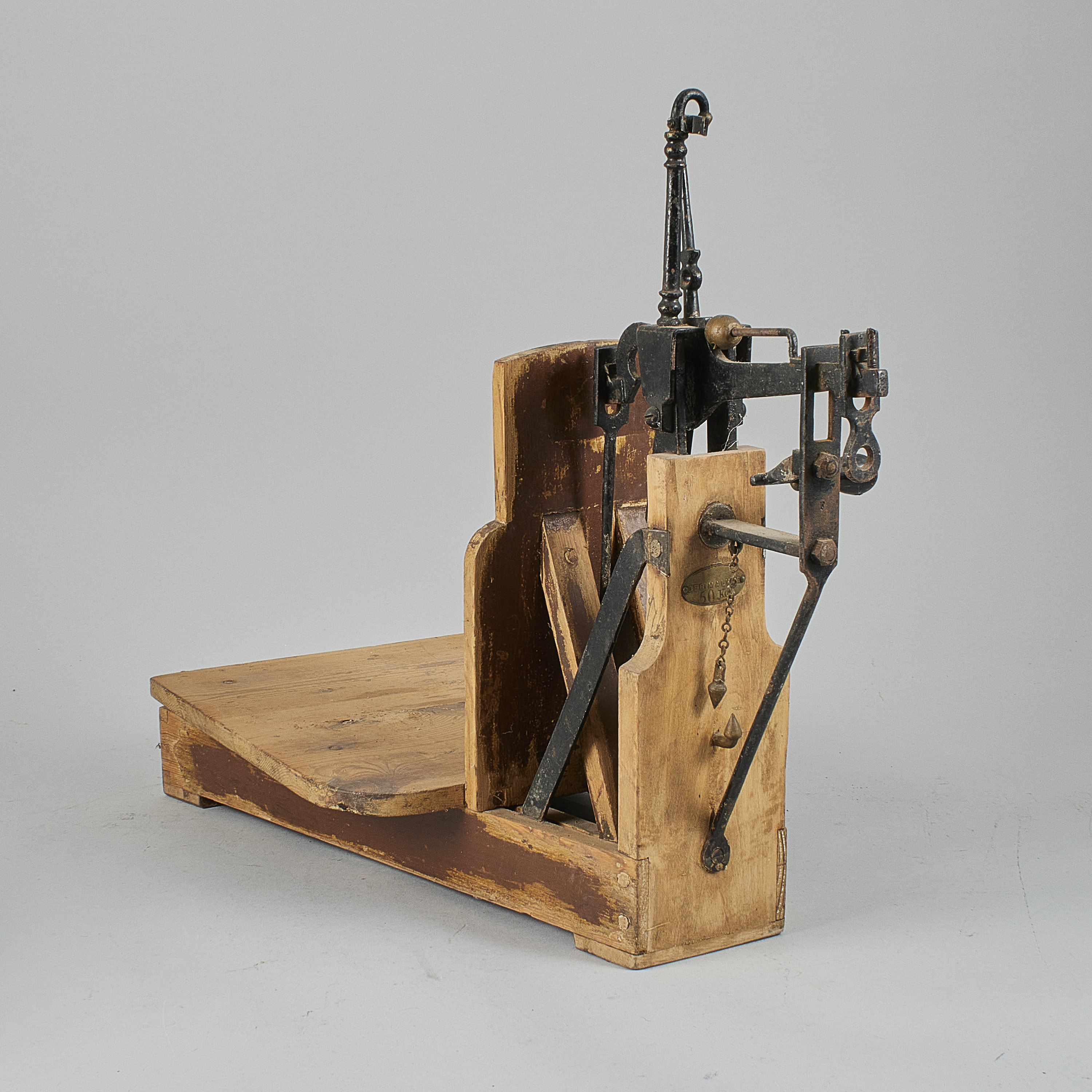 Våg, + vikter, modell äldre, trä metall. Längd: 60 cm, djup: 34 cm ...