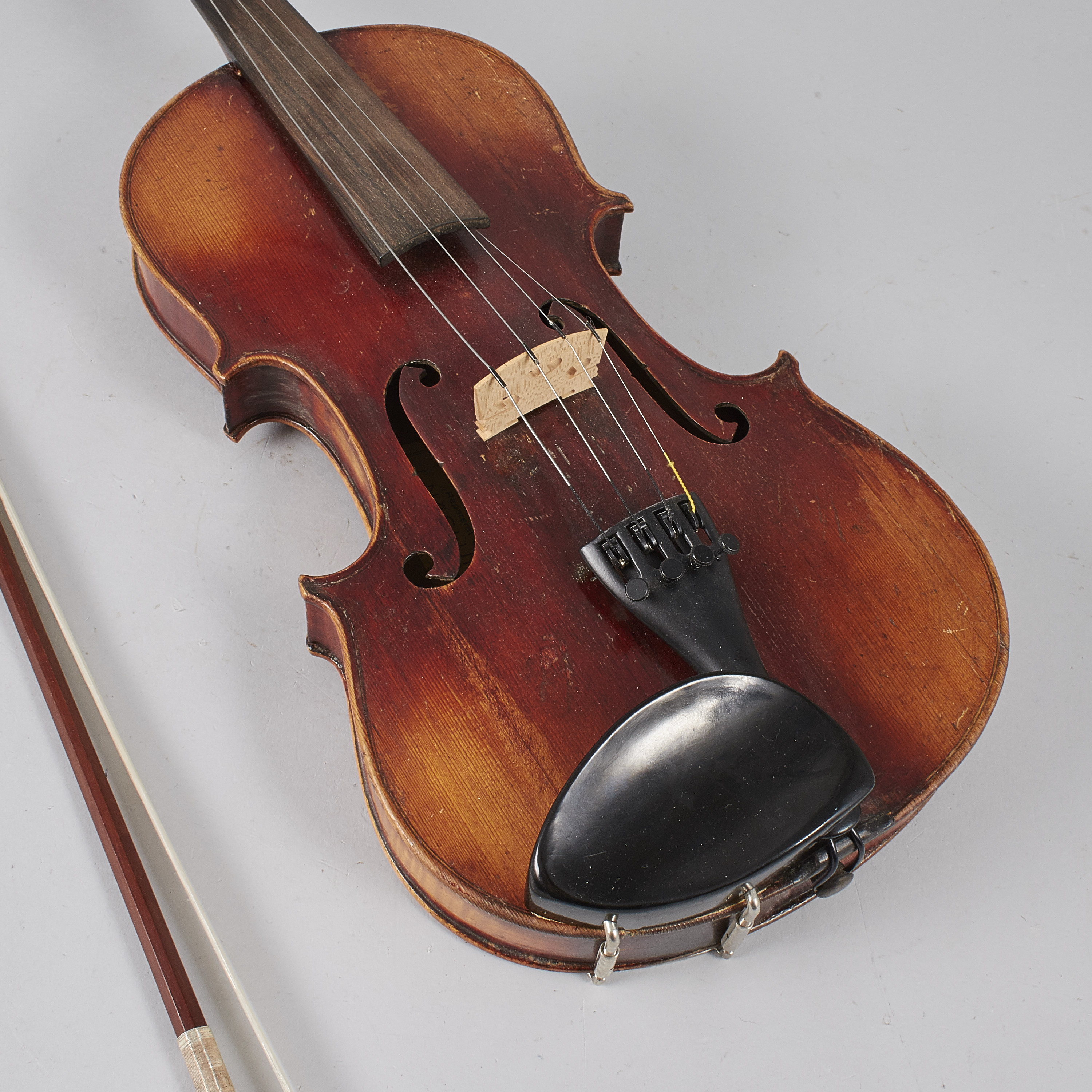 Fiol, med stråke. Metropol - Auktioner i Stockholm och på nätauktion ...