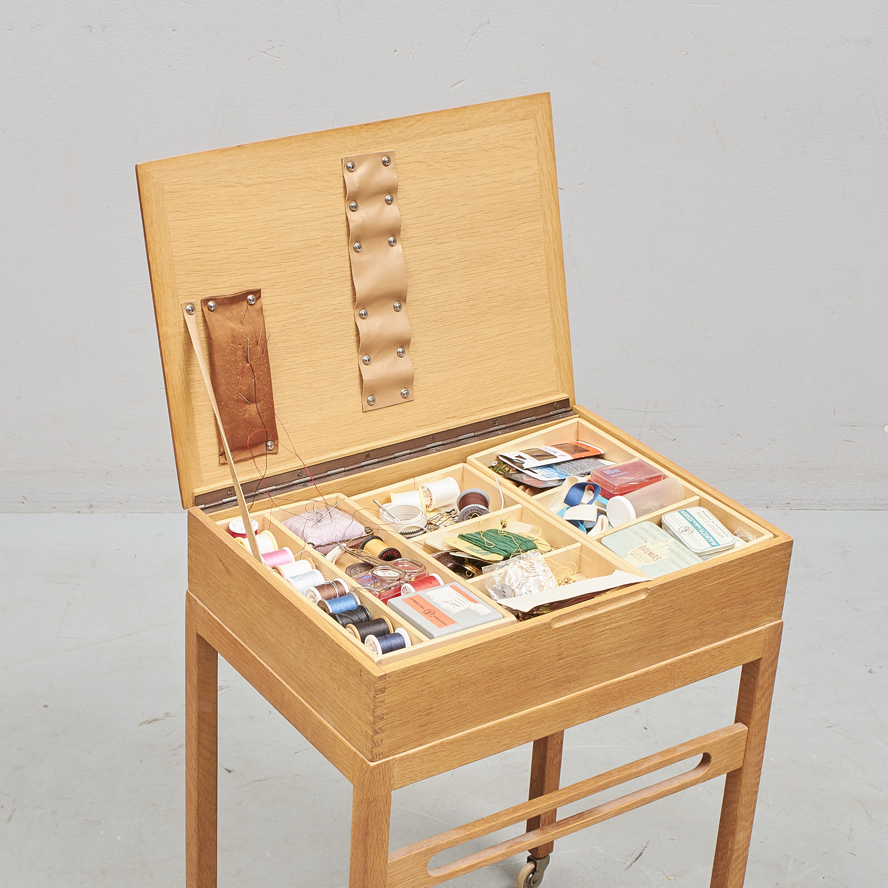 Syskrin, Ek. Längd: 42, djup: 30 cm, höjd: 58 cm, med innehåll ...