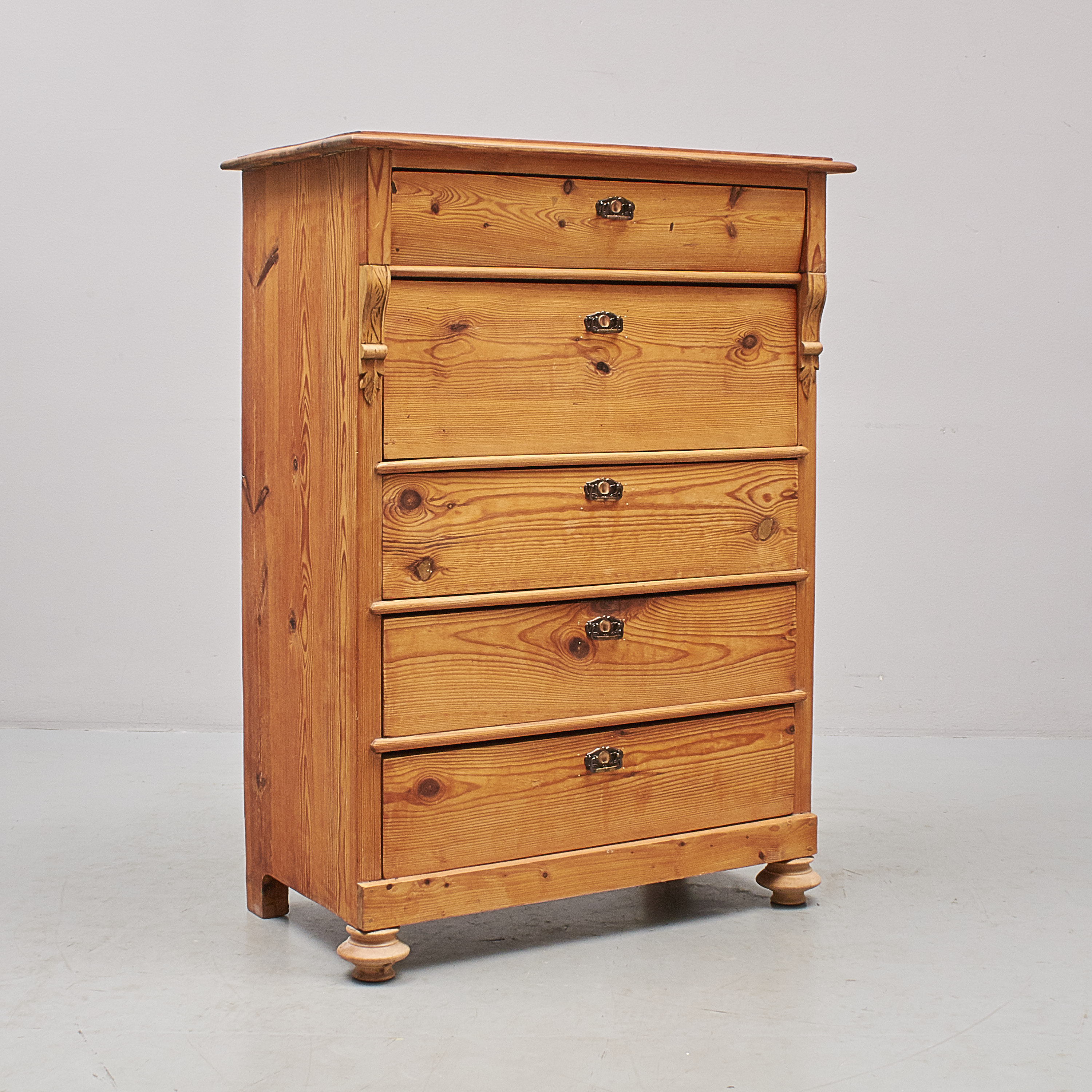 Byrå, Furu, Avlutad, 1890-tal. Längd: 85, djup: 44 cm, höjd: 114 cm ...