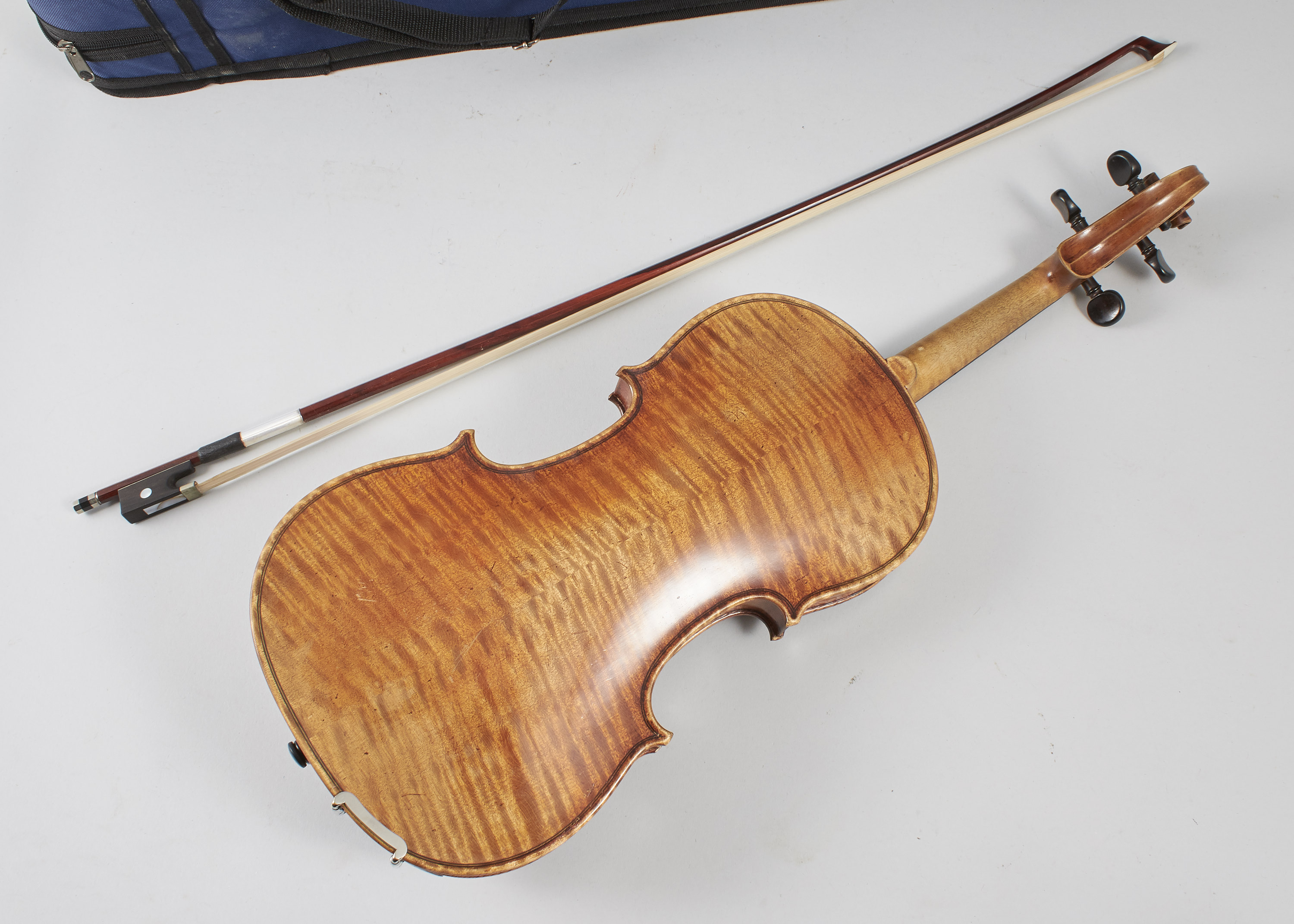 Fiol, längd: 59,5 cm. Med stråke, i fodral. Metropol - Auktioner i ...