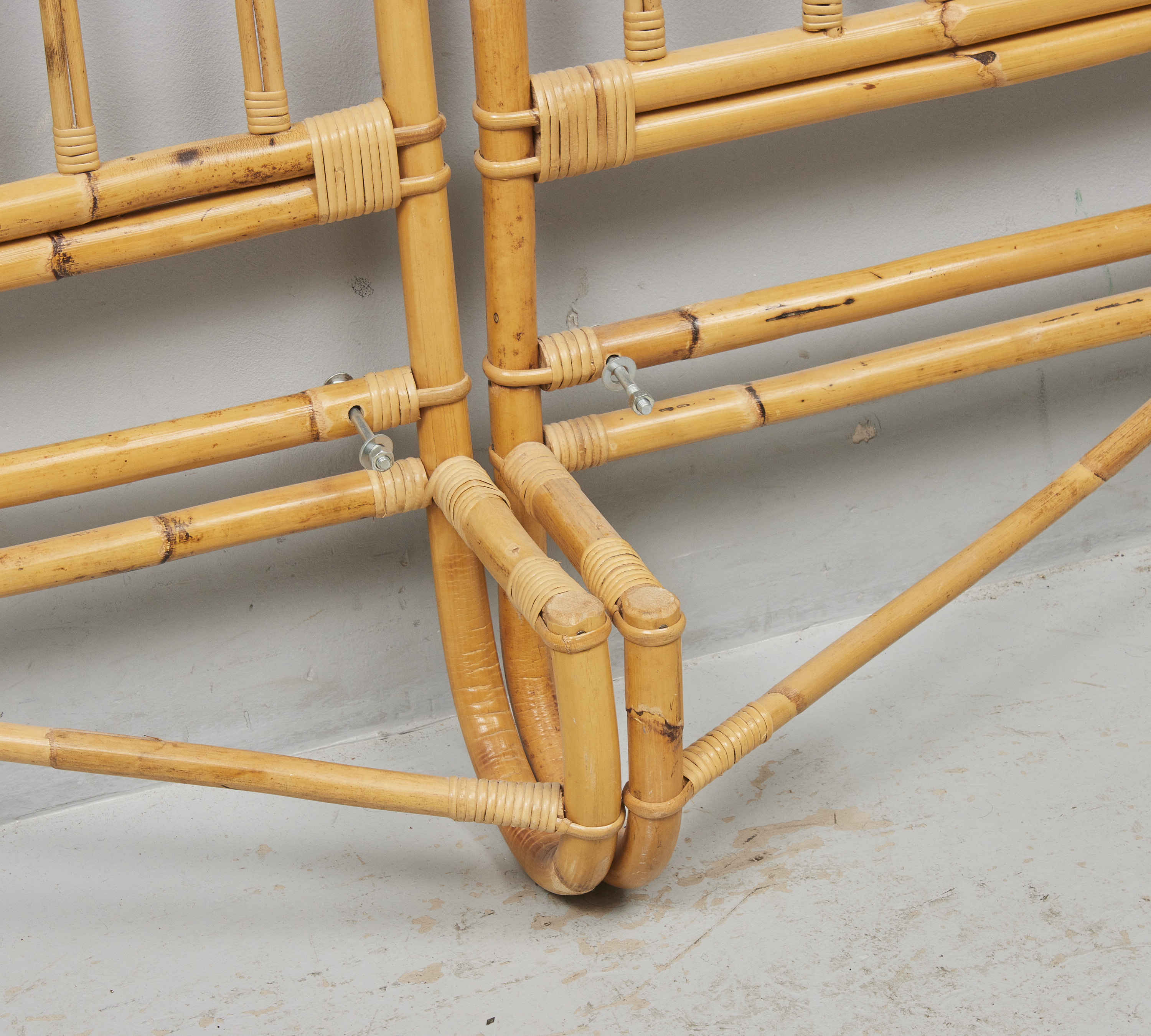 Sänggavlar, Rotting. Längd: 103 cm. Höjd: 100 cm. Metropol - Auktioner ...