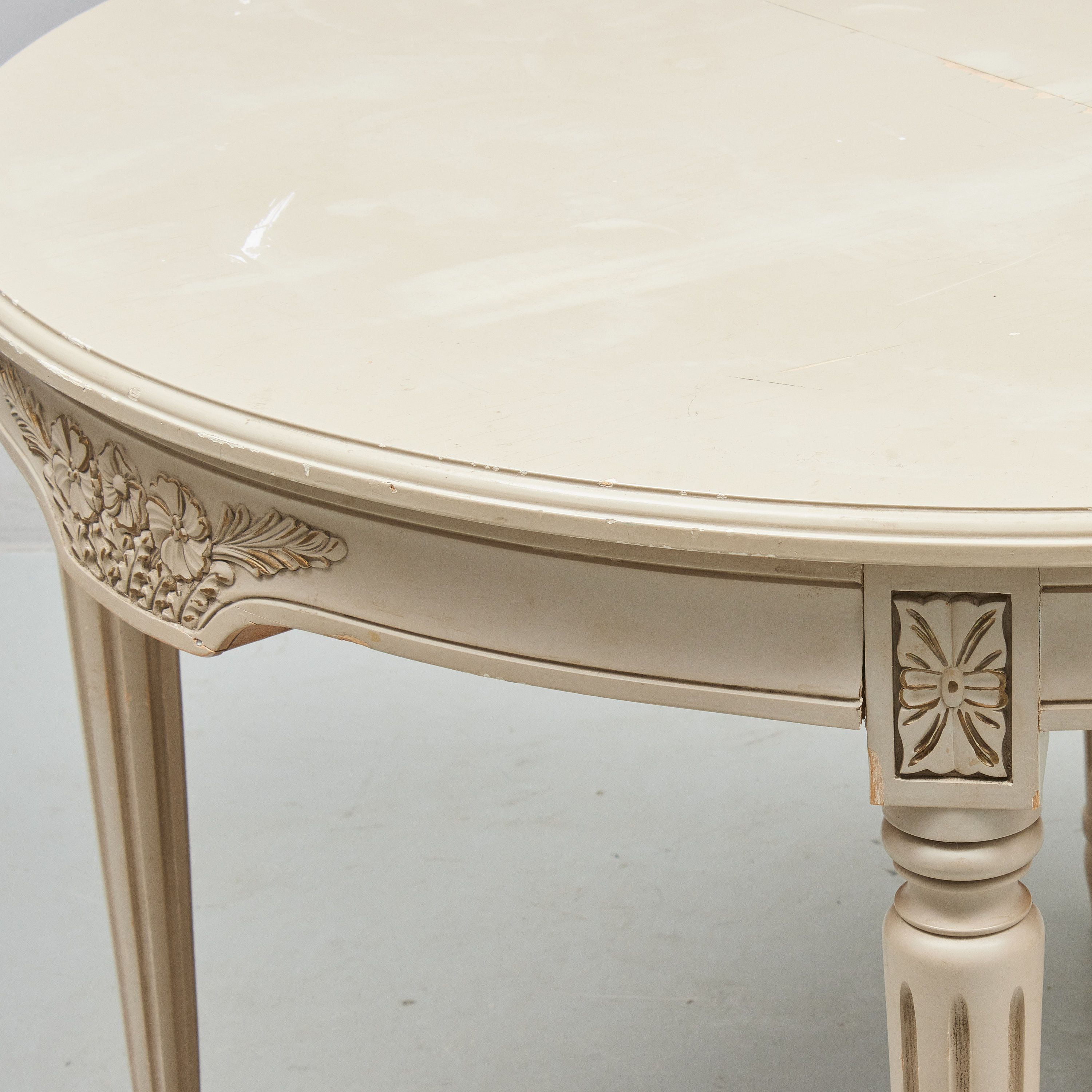 Matbord, "Axet". Bredd: ca 112-205 cm. Höjd: 75 cm, 2 iläggsskivor a 47 ...