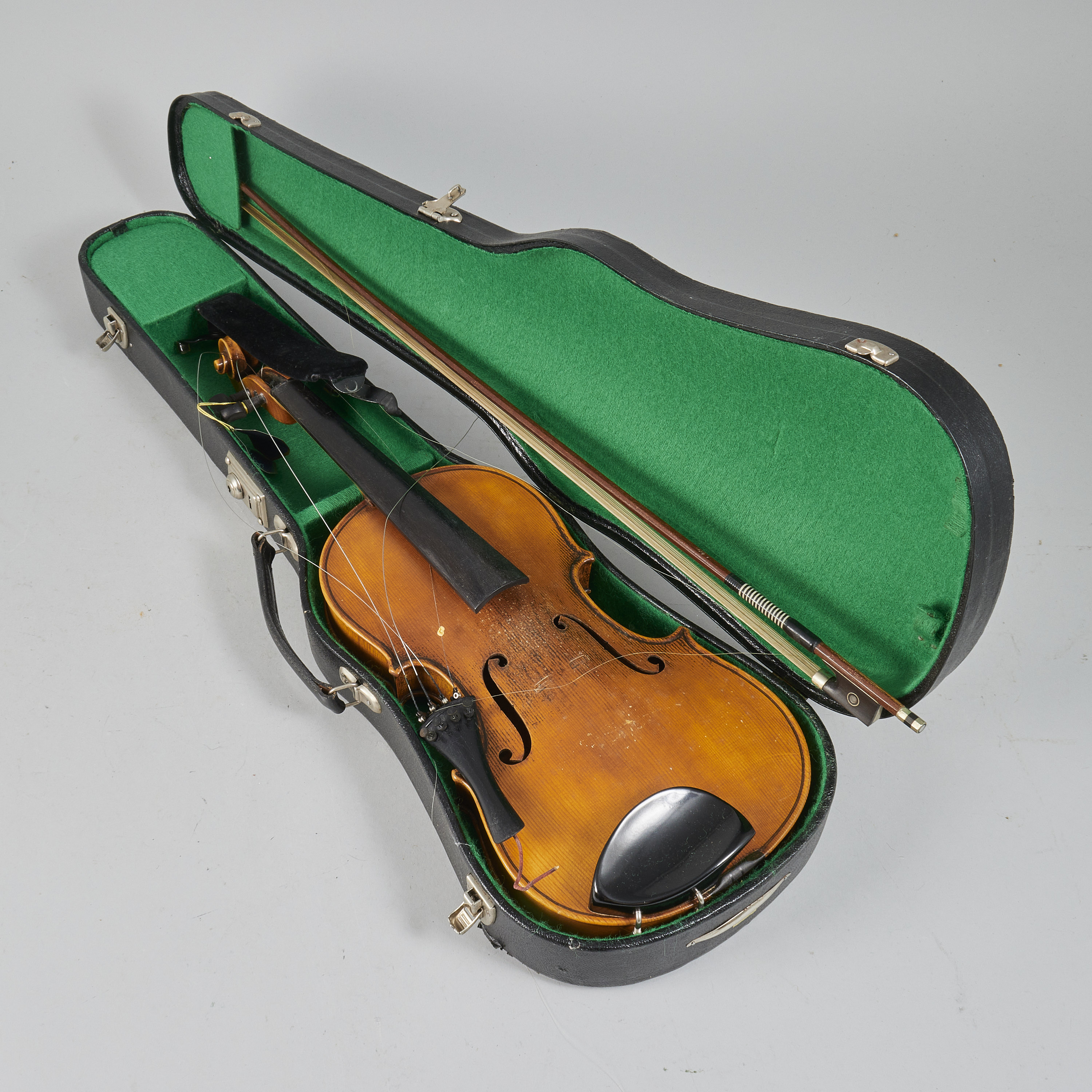 Fiol, med stråke, i fodral. Längd: ca 60 cm, skadad. Metropol ...