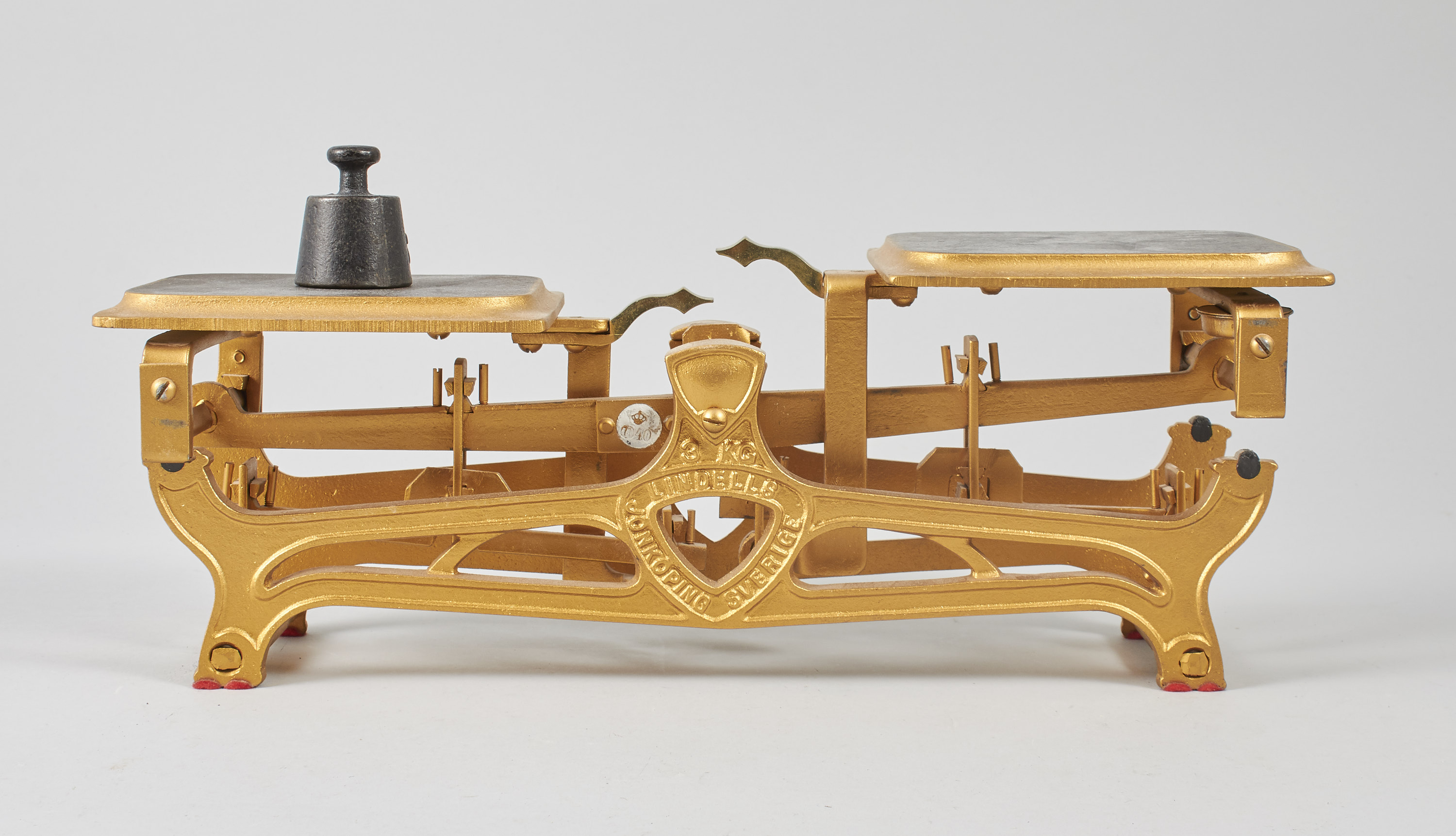 Våg, + vikter, Lindells, modell äldre. Längd: ca 38cm, djup: ca 12cm ...