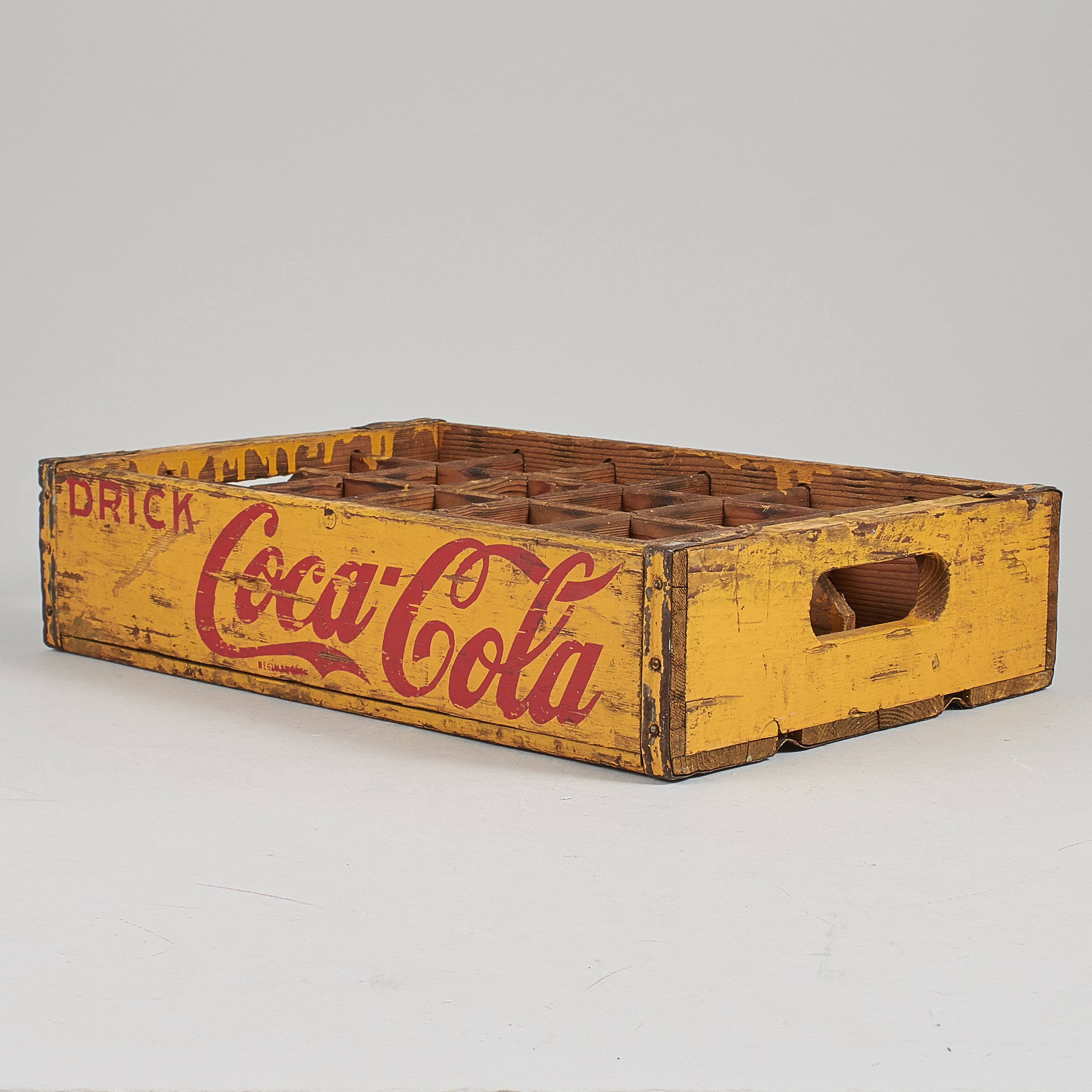Läskback, "Drick Coca Cola". Längd: 47 cm, djup: 30 cm, höjd: 10,5 cm ...