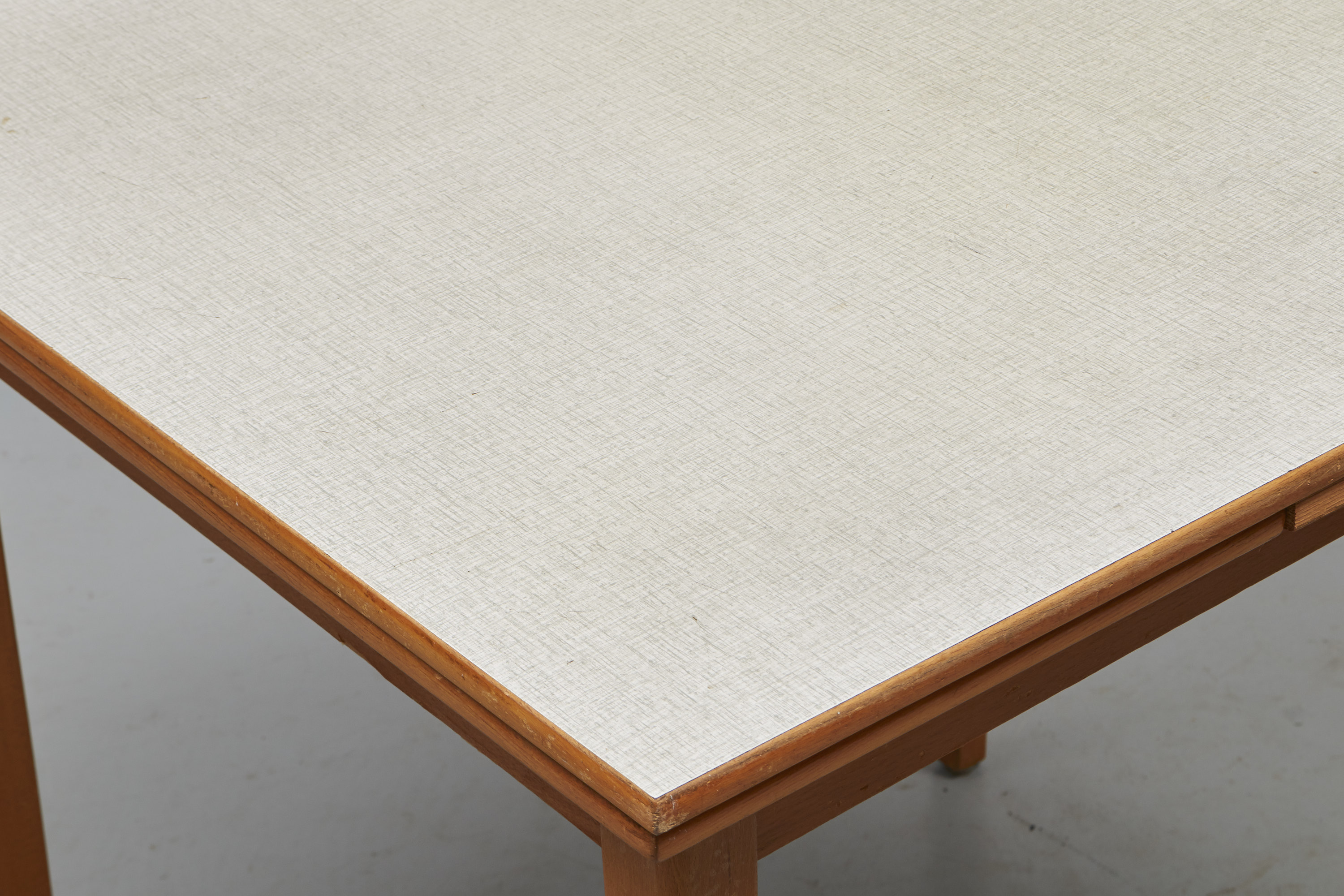 Köksbord, Skiva klädd med laminat, mönster Virrvarr, design Sigvard ...