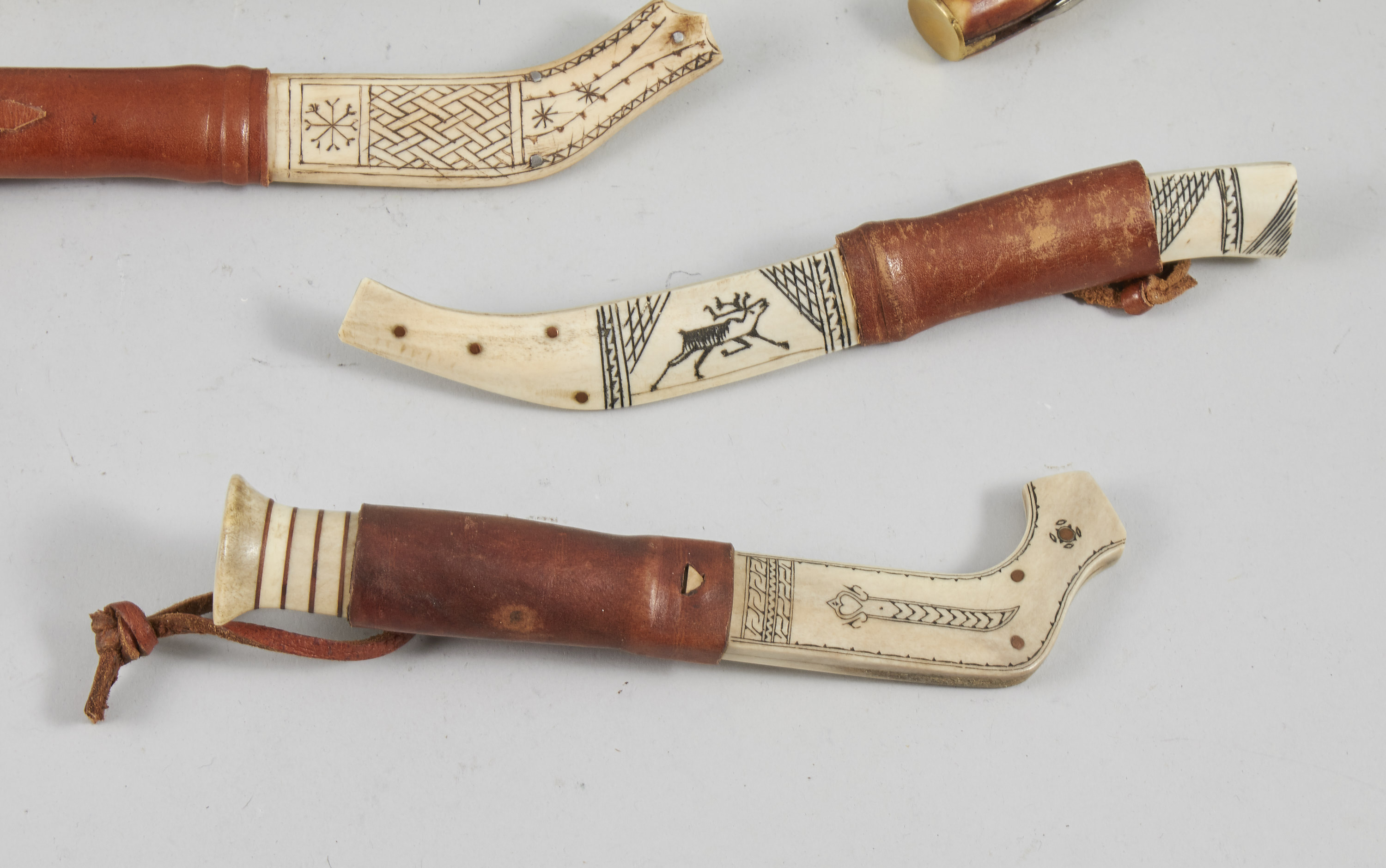 Sameknivar, 6 st, med fodral. Längd: 9-23cm. Metropol - Auktioner i ...