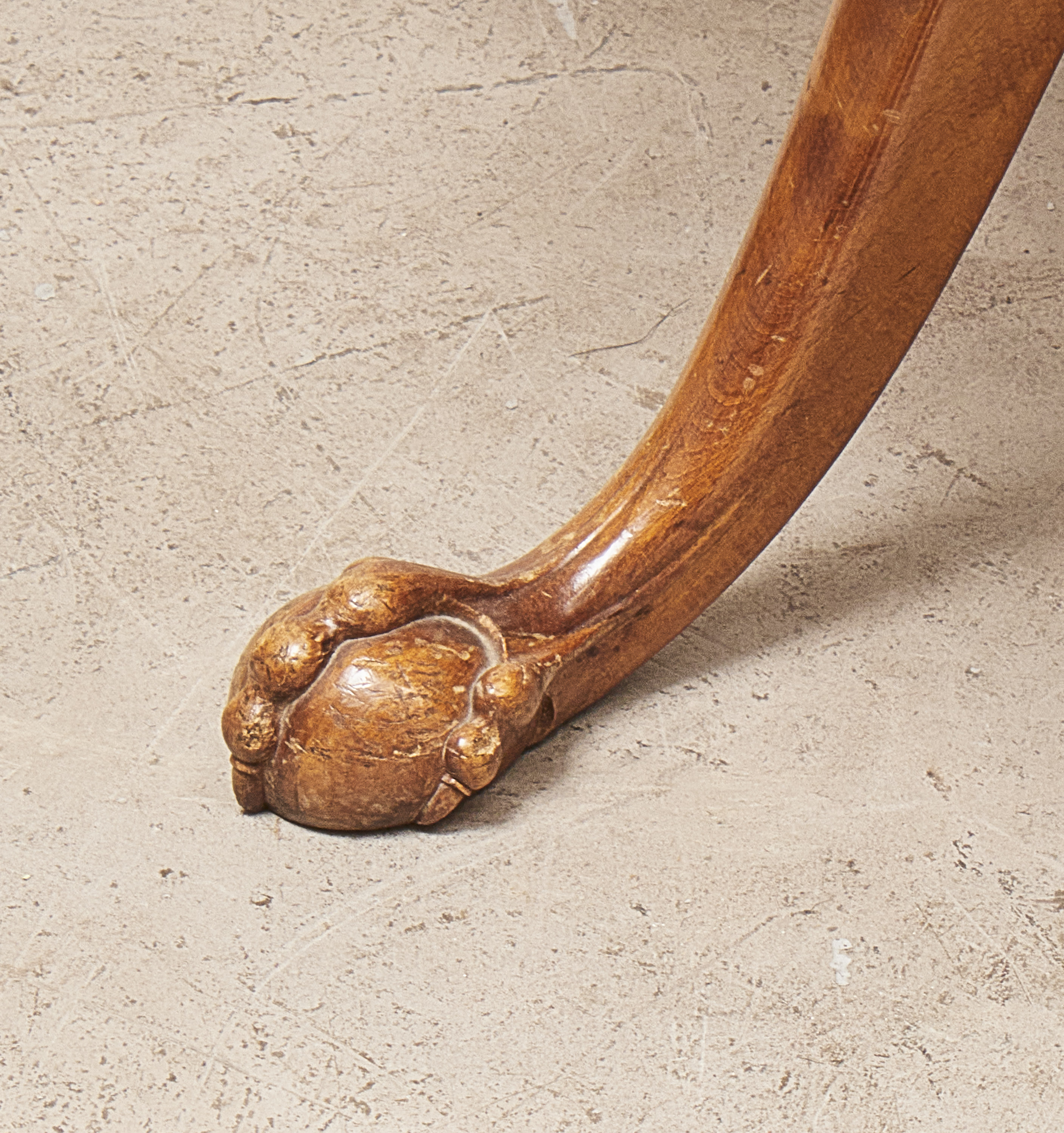 Salongsbord, 1920-tal, tredelad pelarfot. Diameter: 89 cm. Höjd: 61 cm ...