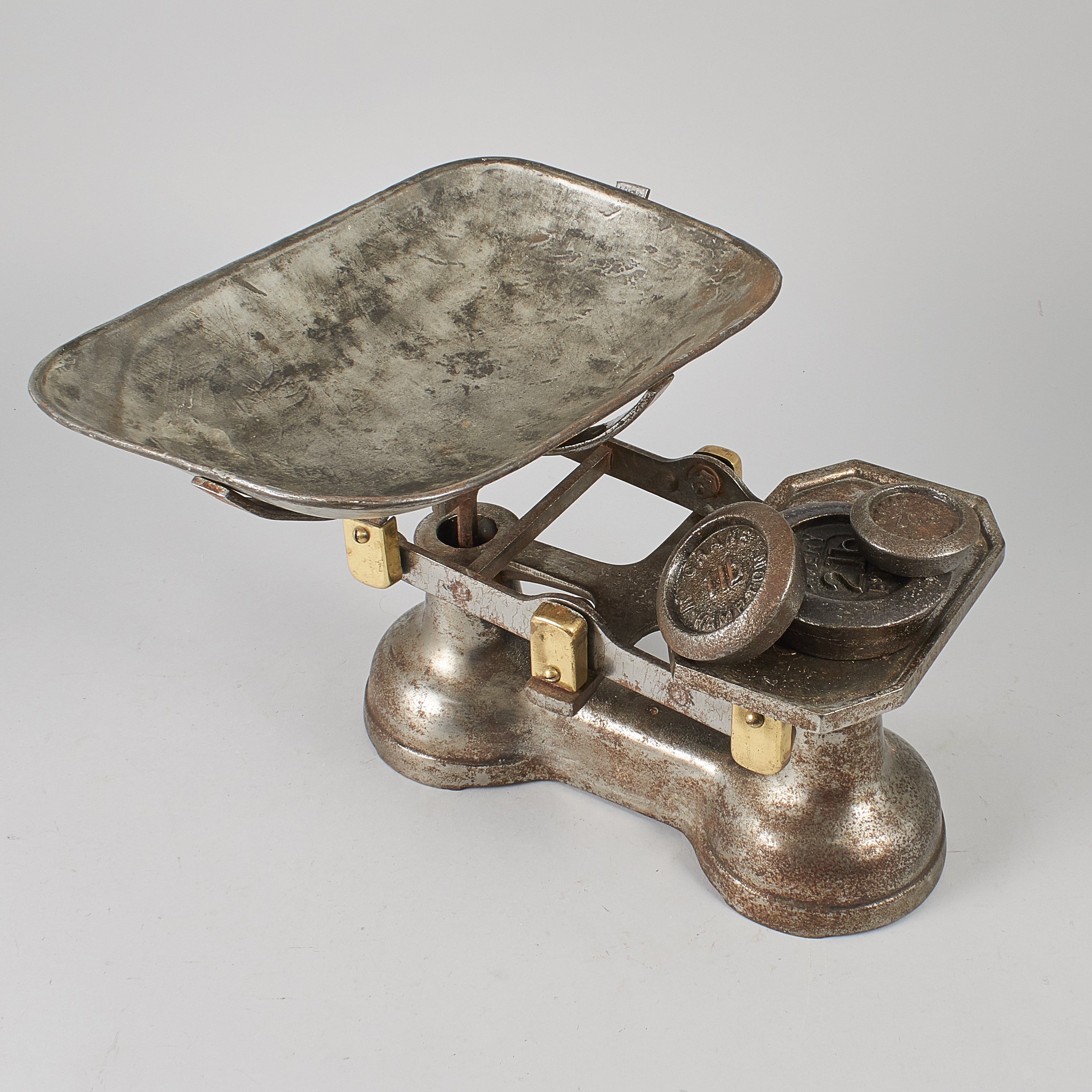 Balansvåg, + 3 vikter, England, omkring 1900. Proveniens: Jean Jahnsson ...