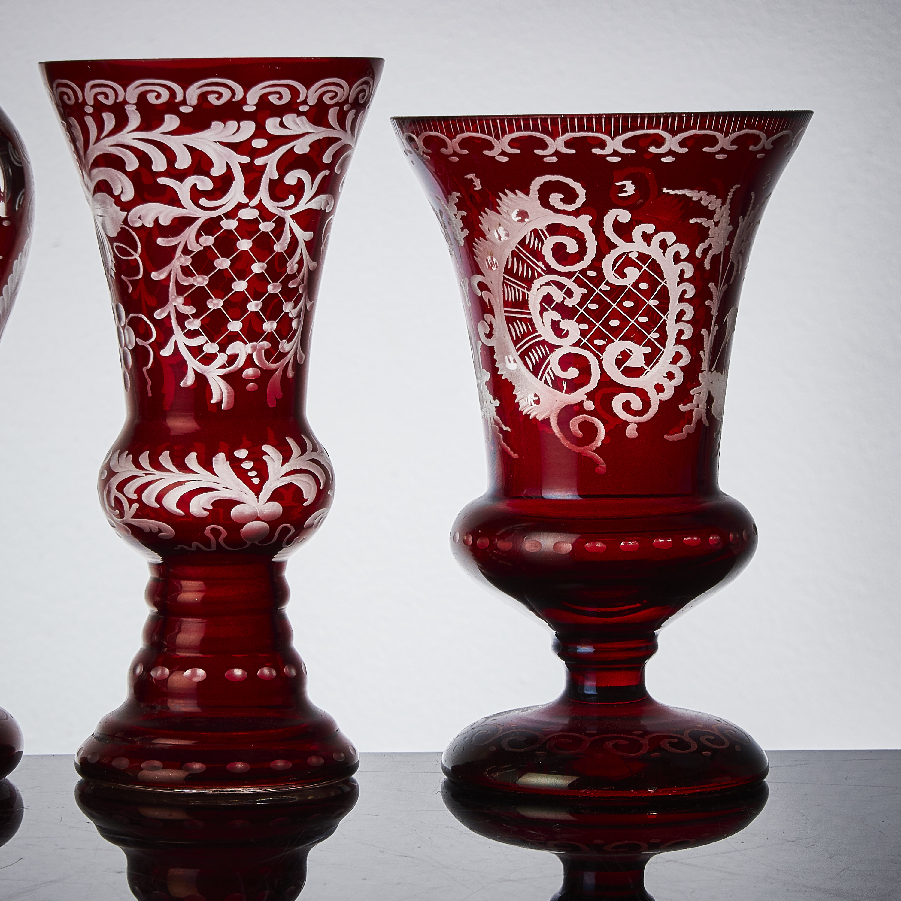 Vaser, 4 st, Böhmen, rött glas, höjd: 15-25 cm. Metropol - Auktioner i ...