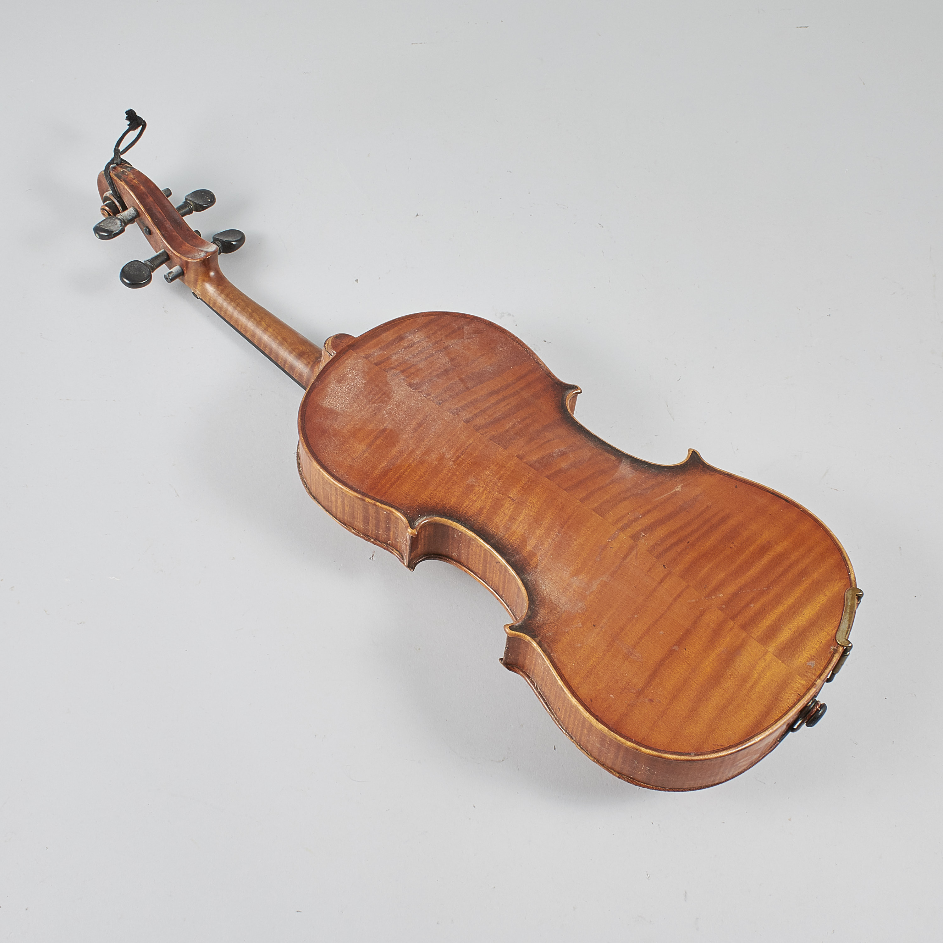 Fiol med stråke, modell äldre. Höjd: ca 62cm, slitage, skador. Metropol ...