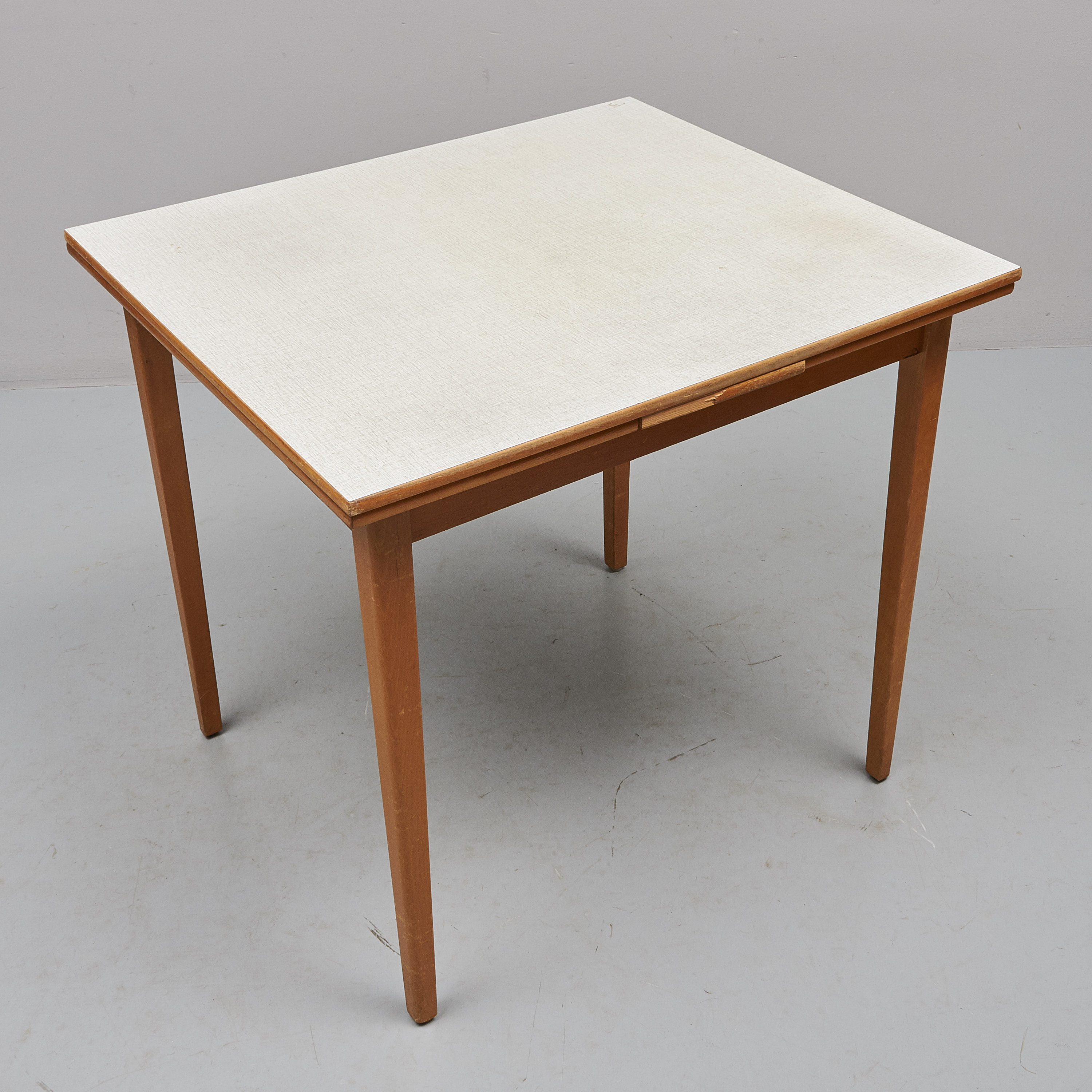 Köksbord, Skiva klädd med laminat, mönster Virrvarr, design Sigvard ...