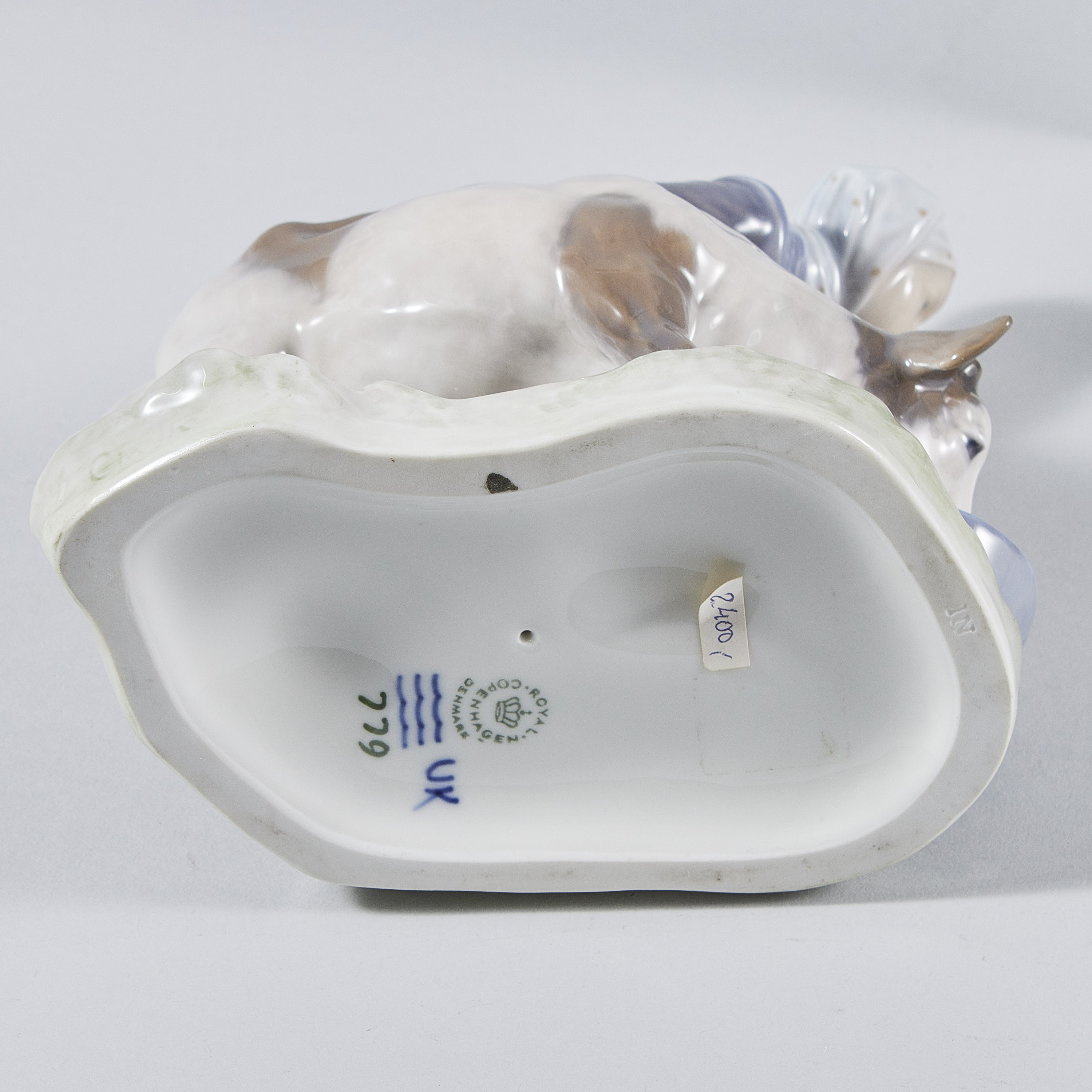 Figuriner, 3 st, Kopiga/ gossar, Royal Copenhagen. Längd: 17-19 cm ...