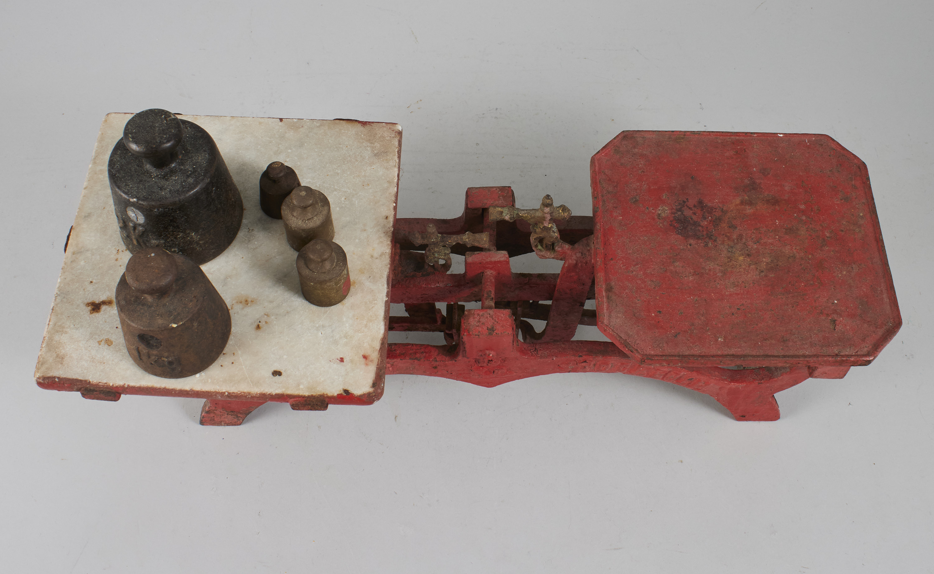 Bordsvåg, med vikter, "Sköld Stockholm", järn. Längd: 53 cm, djup: 21 ...