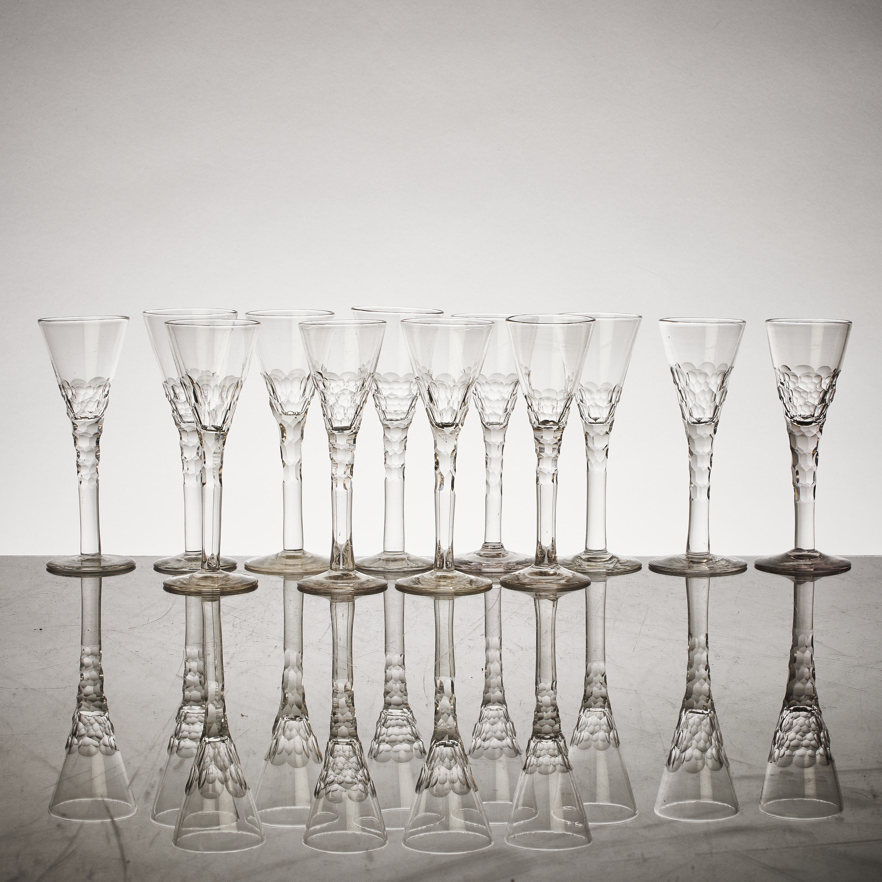 Snapsglas, 12 delar. Slipad kristall. Höjd: 15 cm. Metropol - Auktioner ...