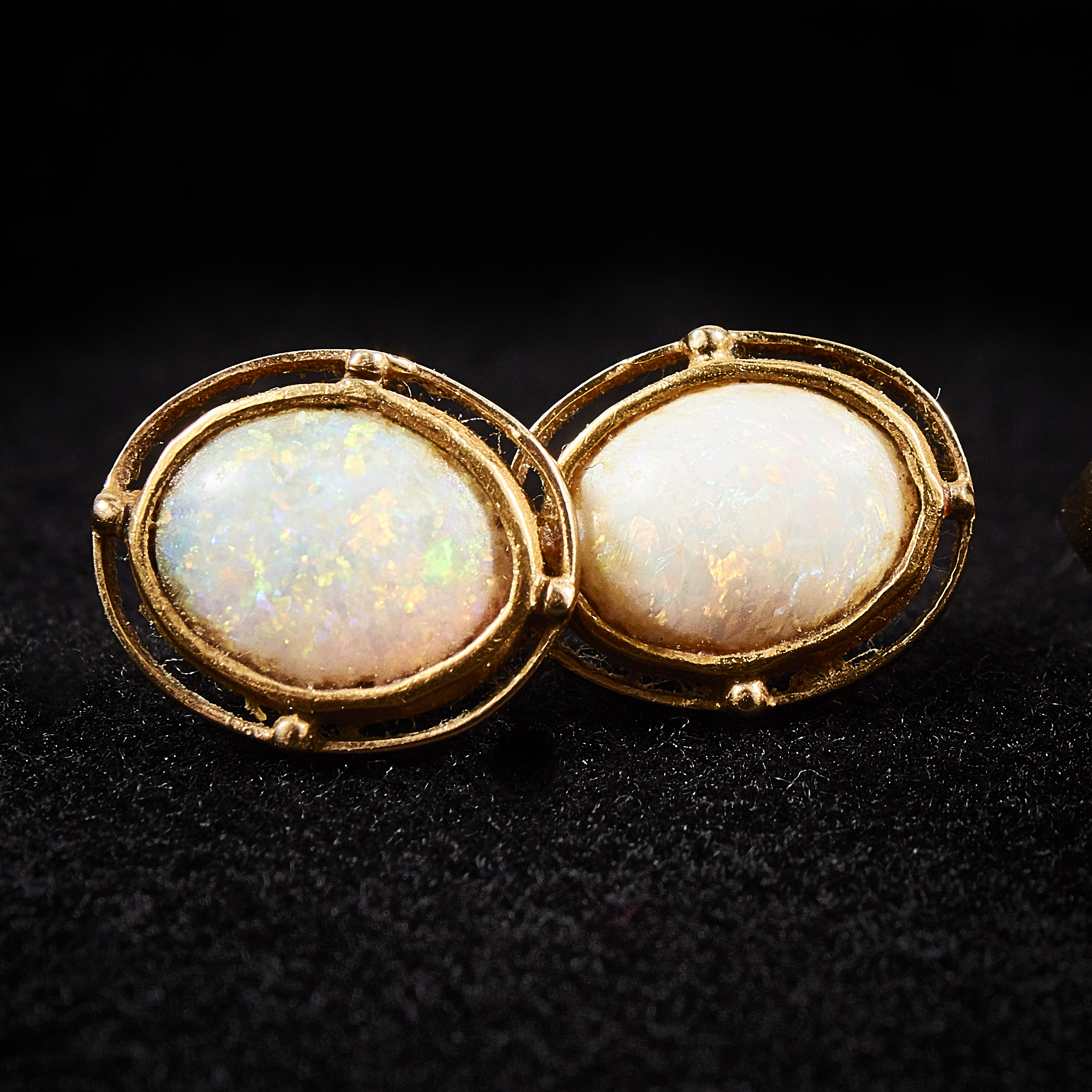 Ring, + 1 par örhängen, 18k, med opaler, total vikt ca 7,7 g. Metropol ...