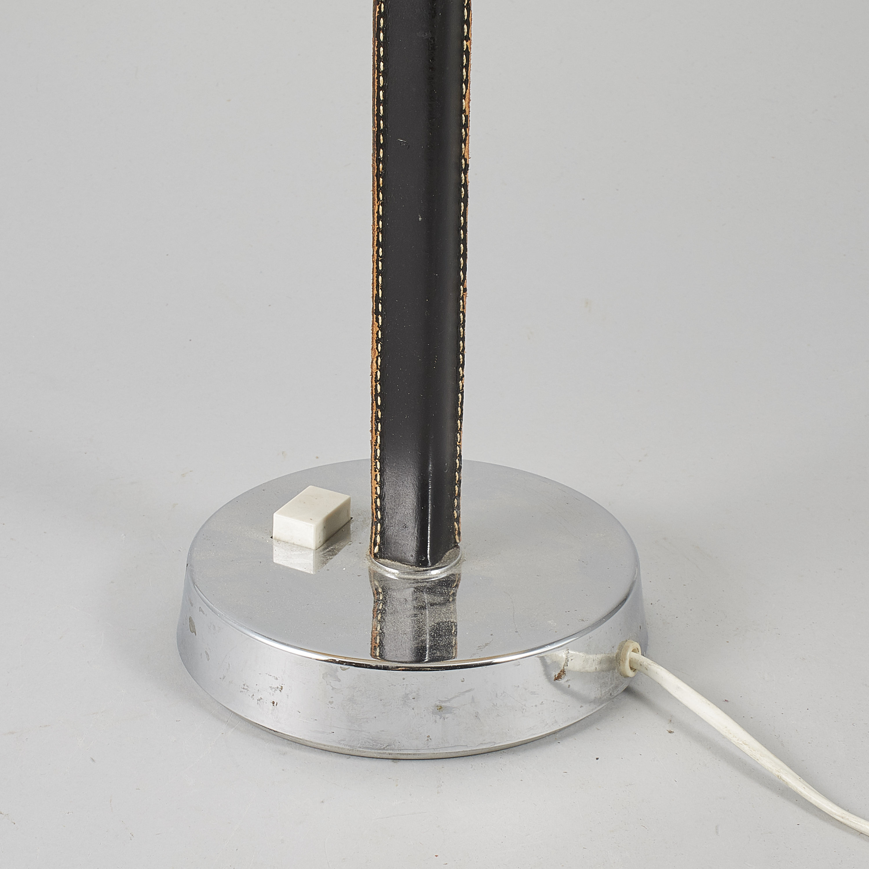 Bordslampa, Philips, krom, läderklädd fot. Höjd: ca 63 cm (med skärm ...