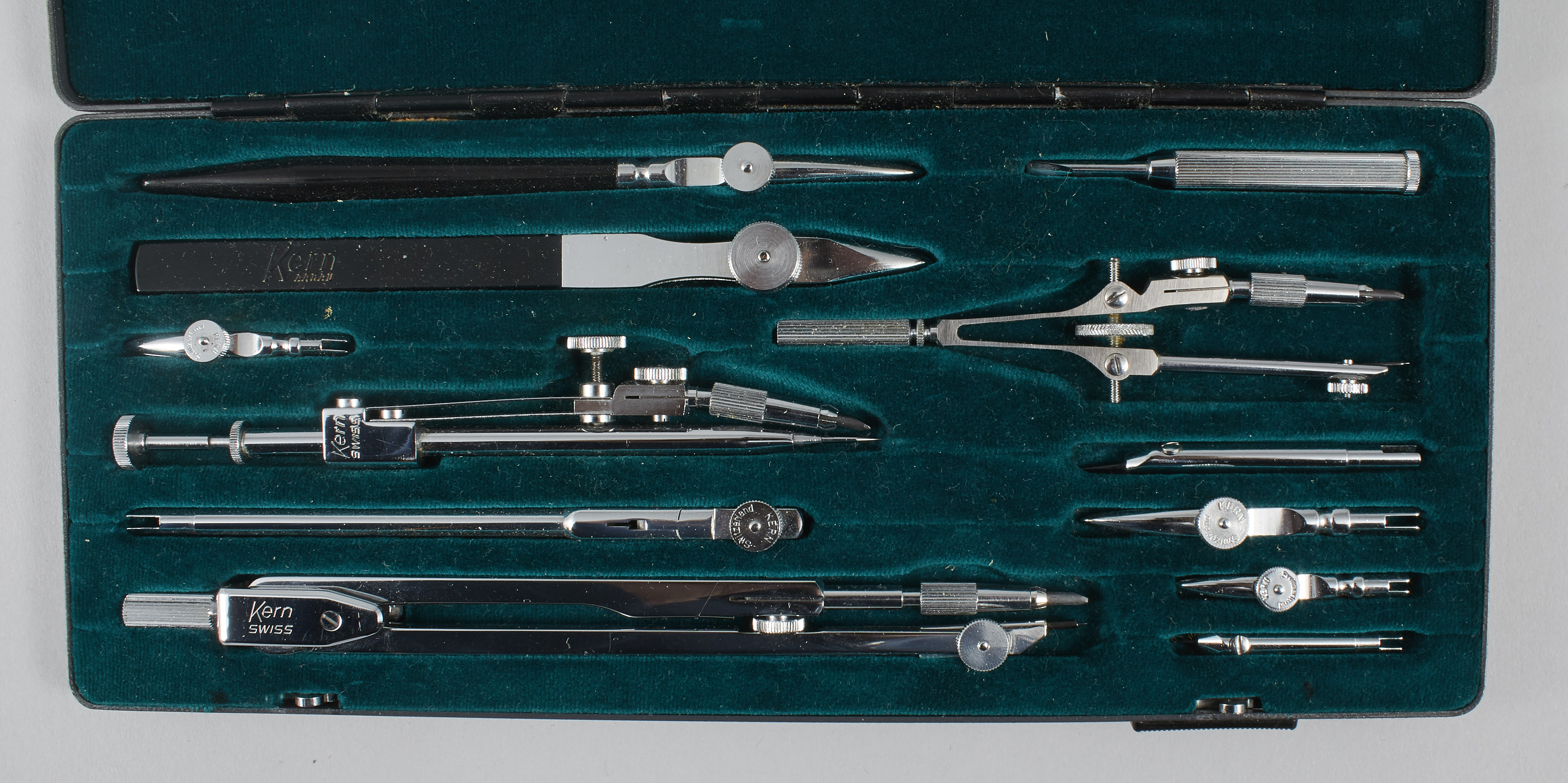 Passare, med tillbehör, Kern Swiss. Längd: 23cm. Djup: 10cm. Höjd: 2cm ...