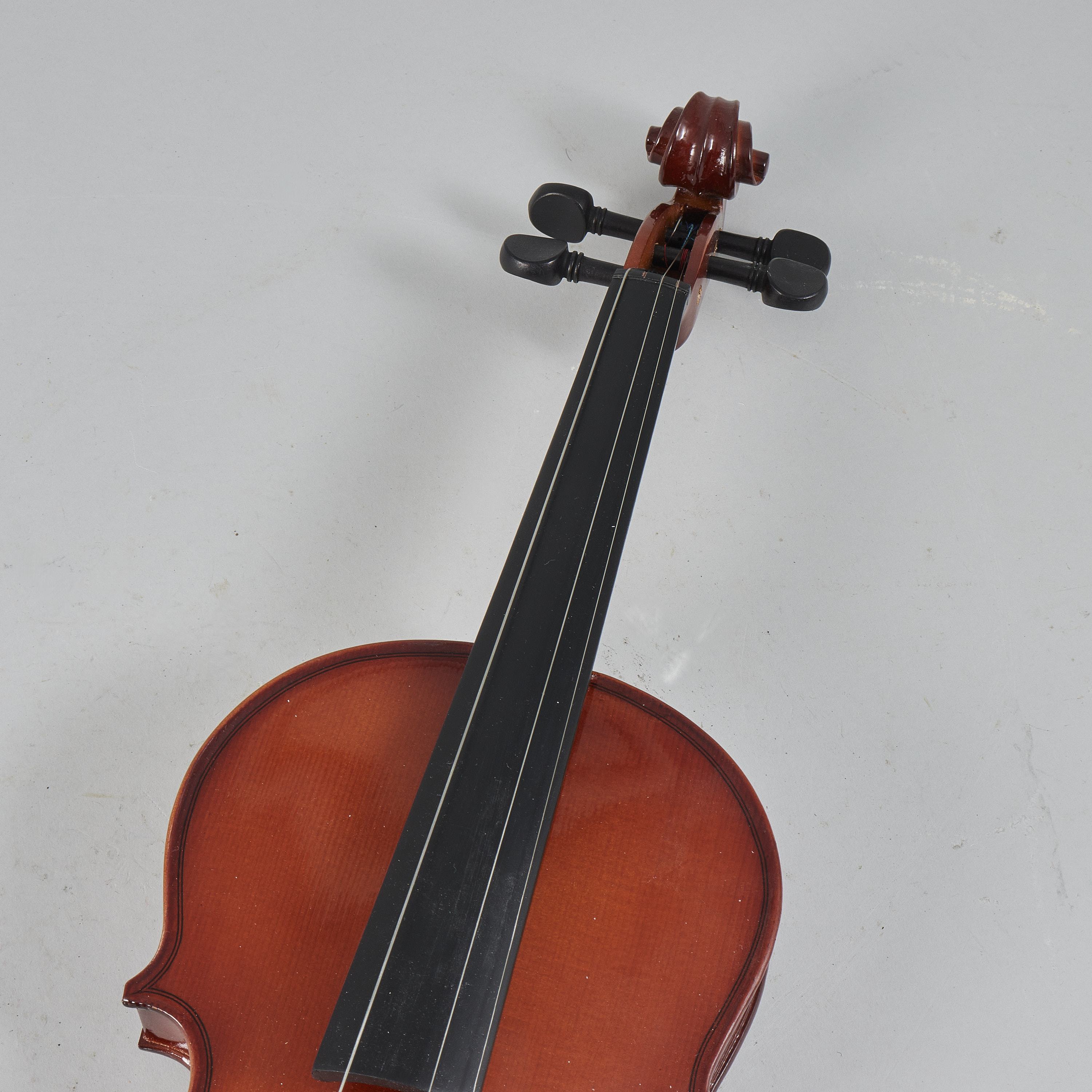 Fiol, med stråke, i fodral. Längd: 58, saknar sträng. Metropol ...