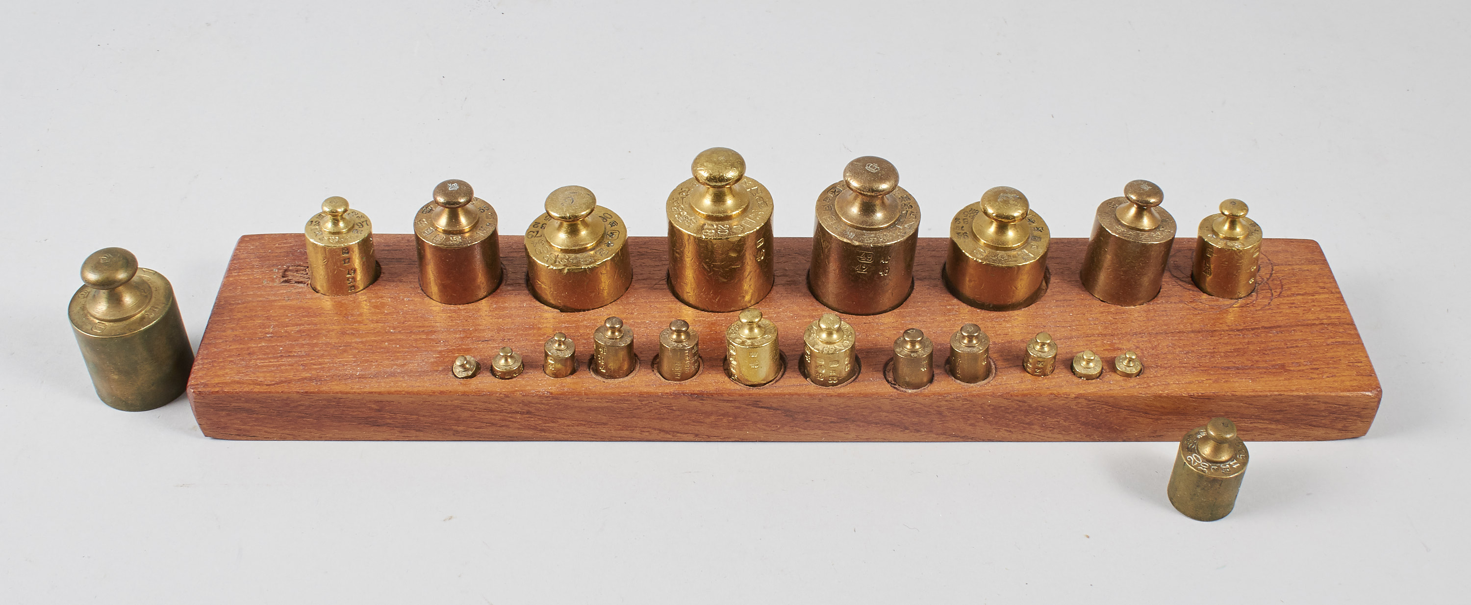 Våg, + vikter, Lindells, modell äldre. Längd: ca 38cm, djup: ca 12cm ...