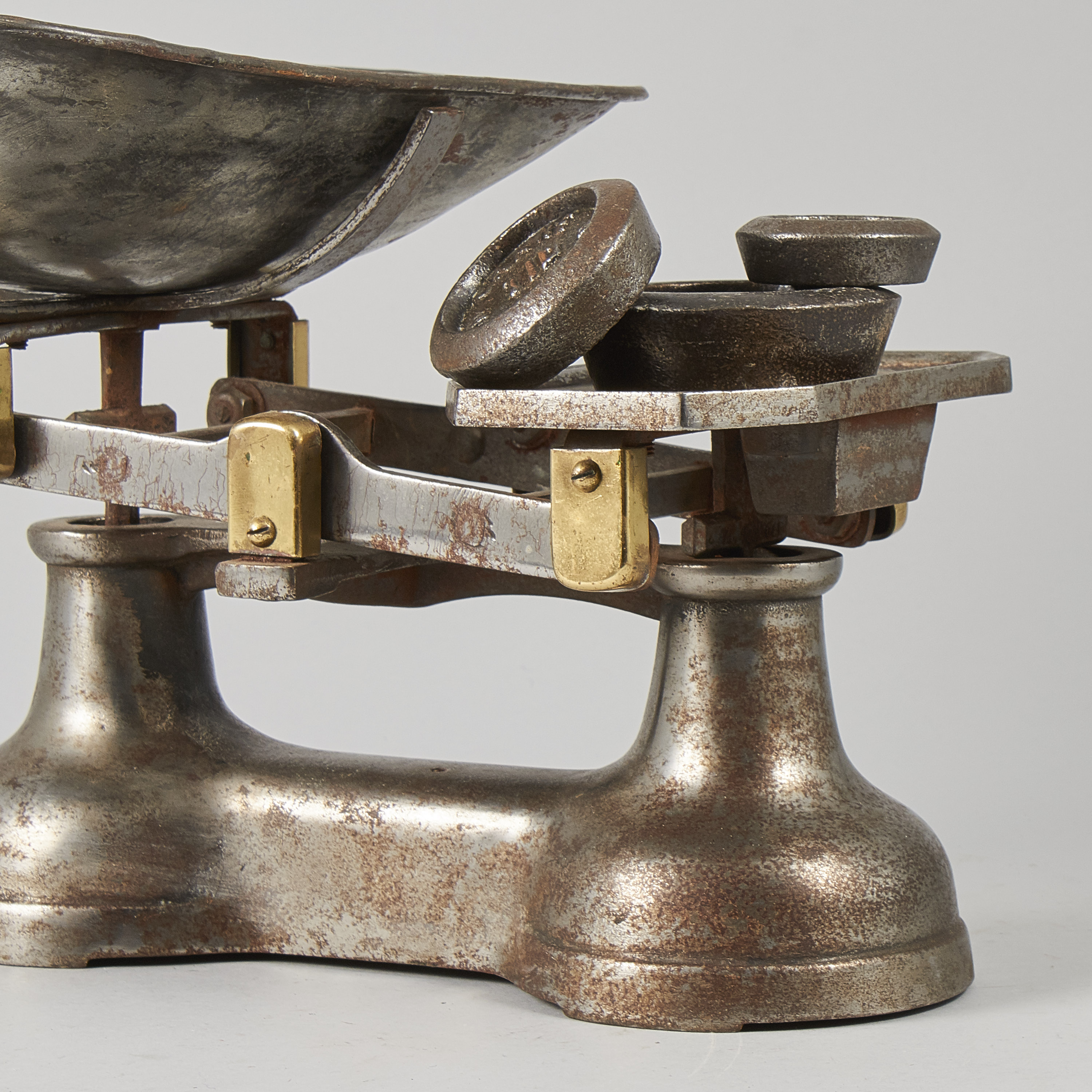 Balansvåg, + 3 vikter, England, omkring 1900. Proveniens: Jean Jahnsson ...