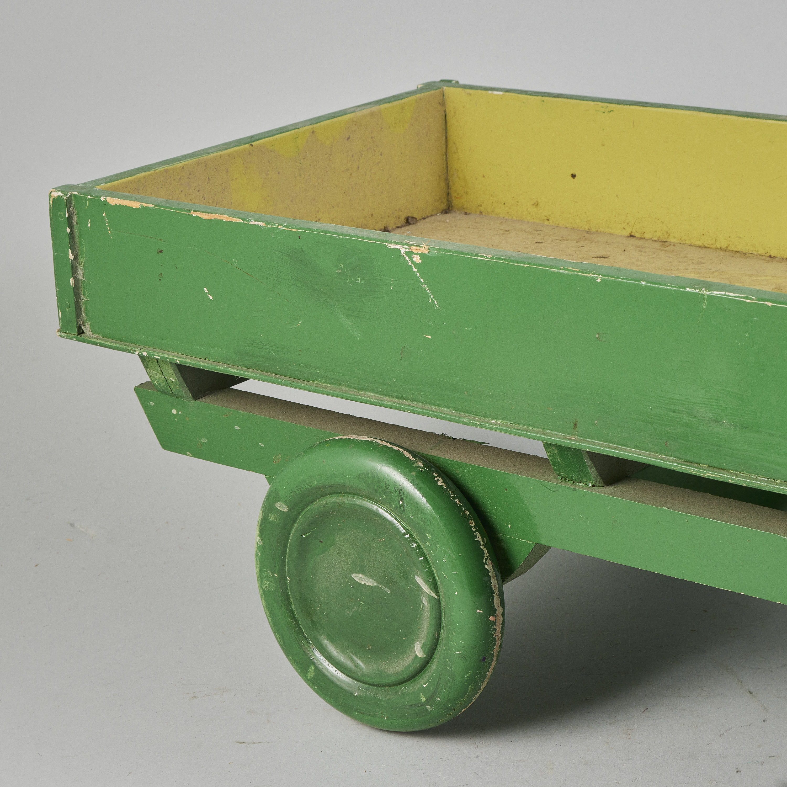 Leksaksbil, trä, 1940 / 50-tal. Längd: 83, höjd: 28 cm. Metropol ...